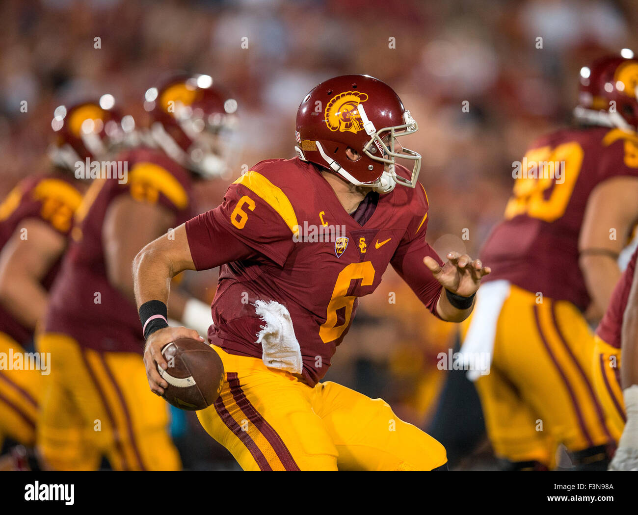 Los Angeles, CA, USA. 08th Oct, 2015. USC quarterback (6) Cody Kessler ...