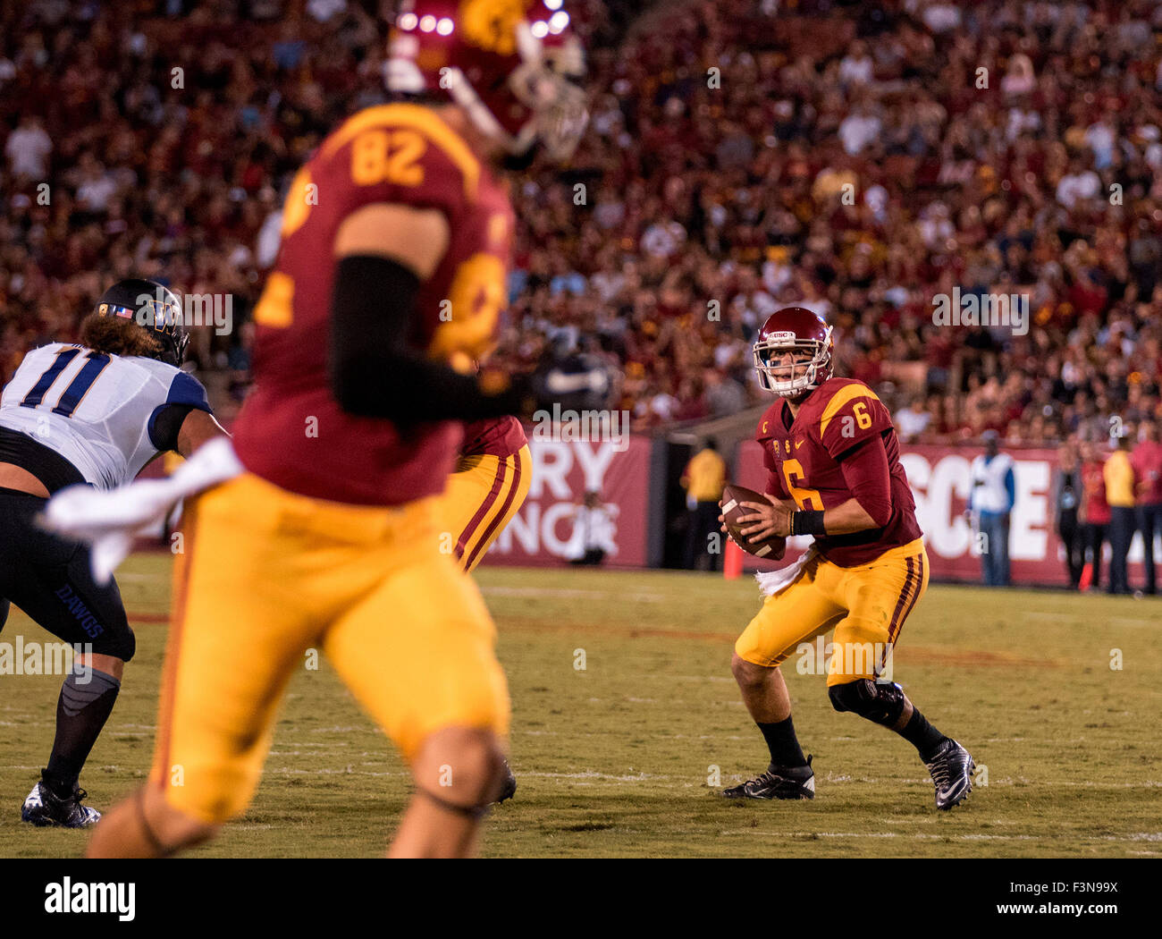 Los Angeles, CA, USA. 08th Oct, 2015. USC quarterback (6) Cody Kessler ...
