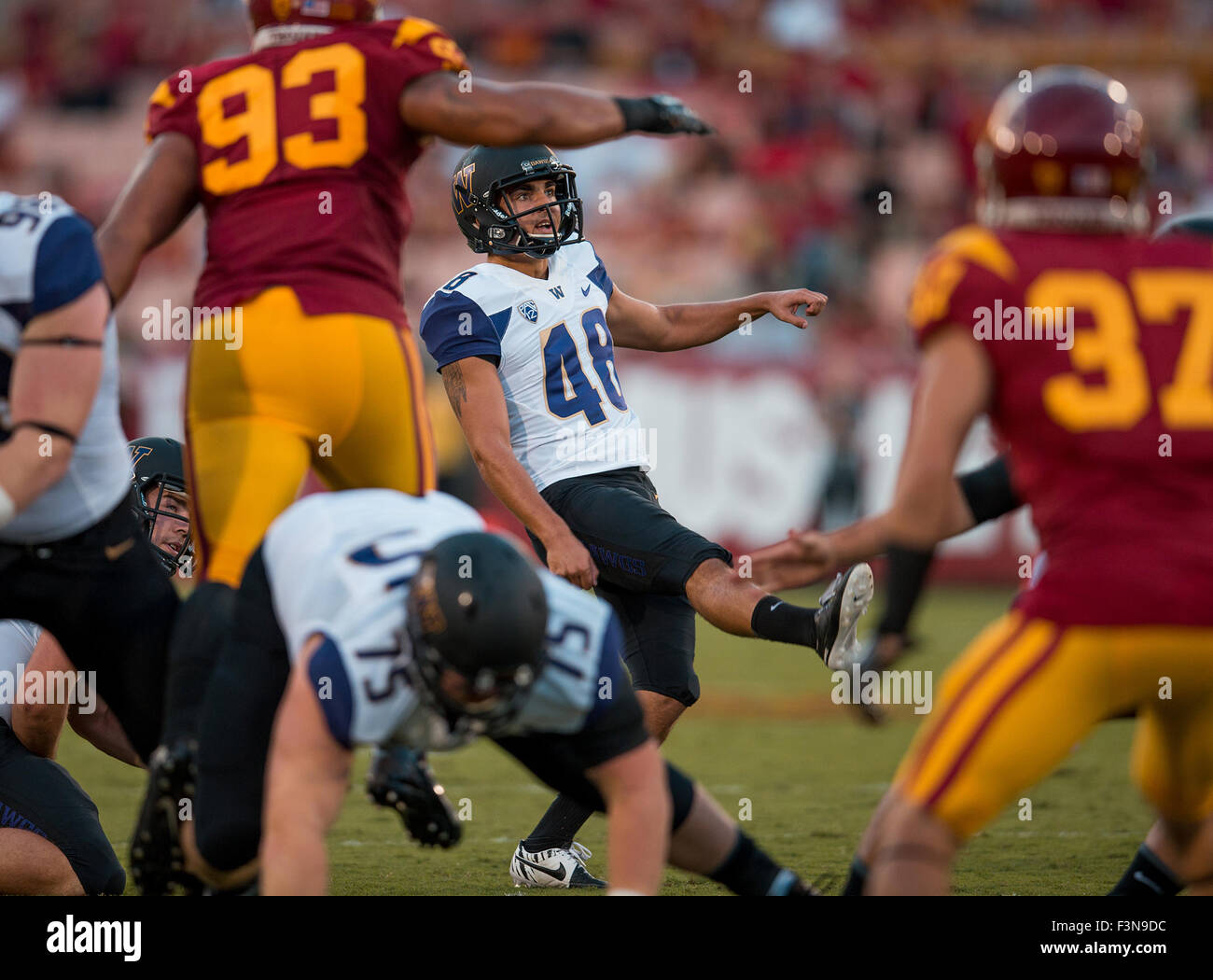 Los Angeles, CA, USA. 08th Oct, 2015. Washington Huskies defensive ...