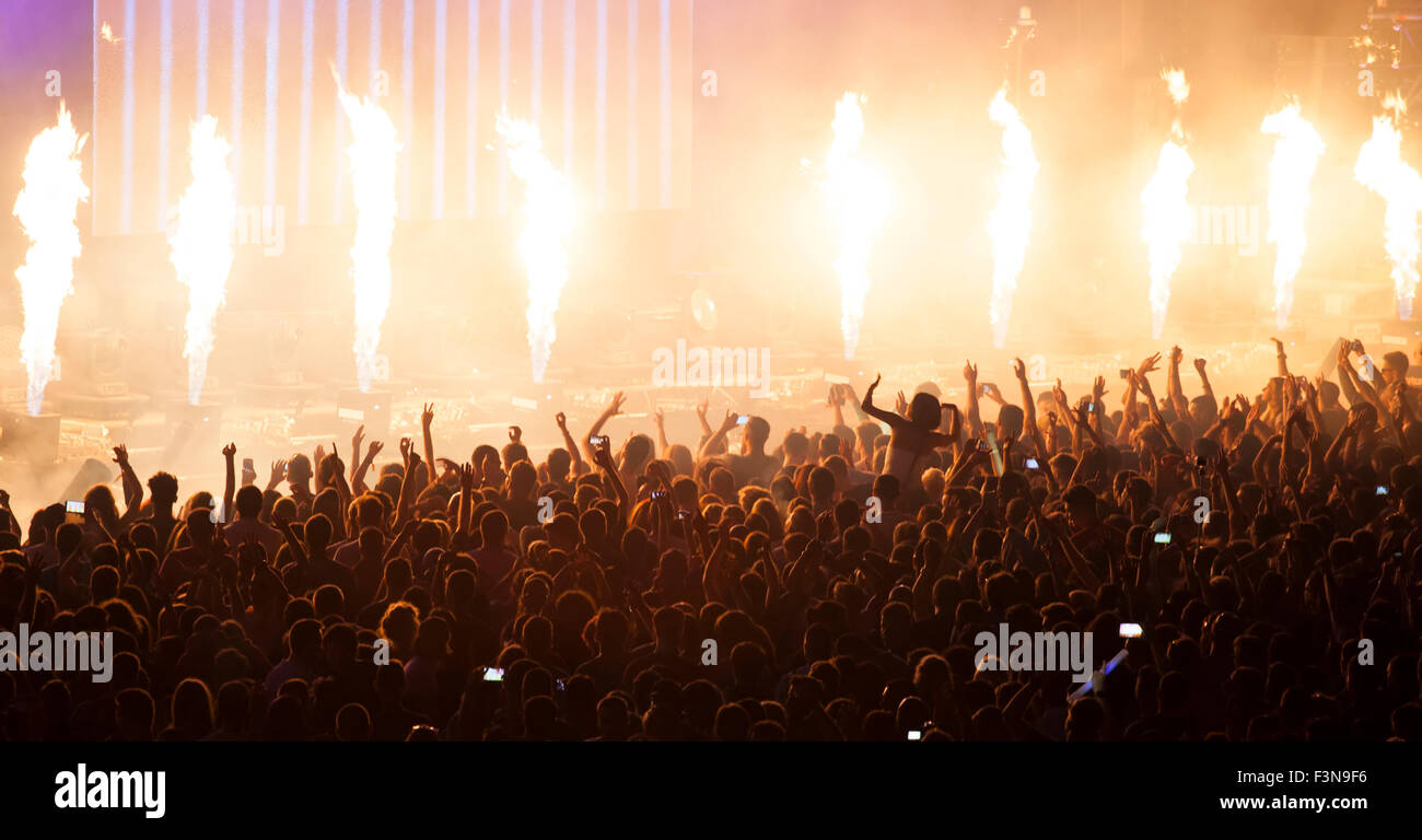 Cheering crowd at a concert Stock Photo - Alamy