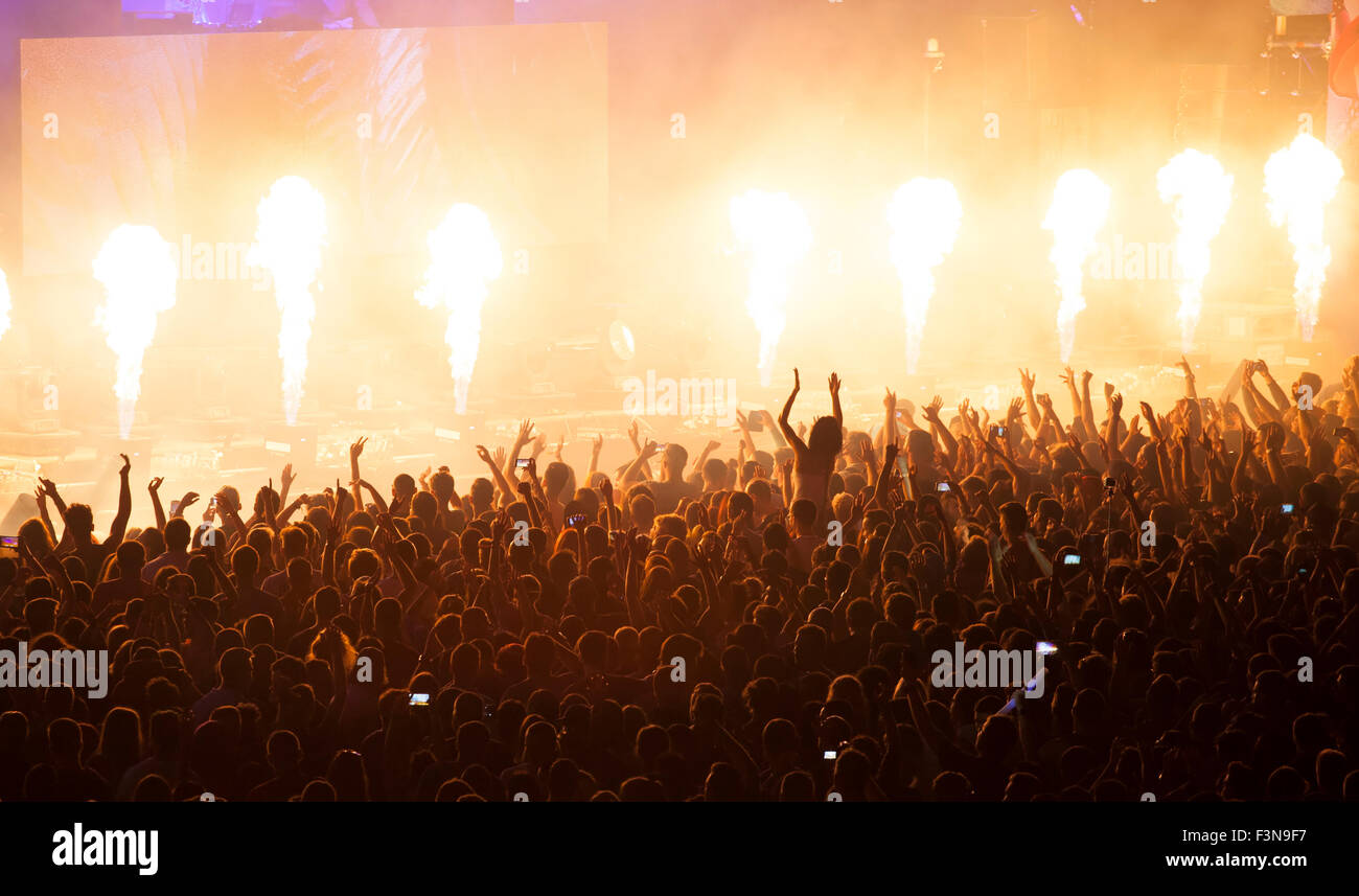 Cheering crowd at a concert Stock Photo - Alamy