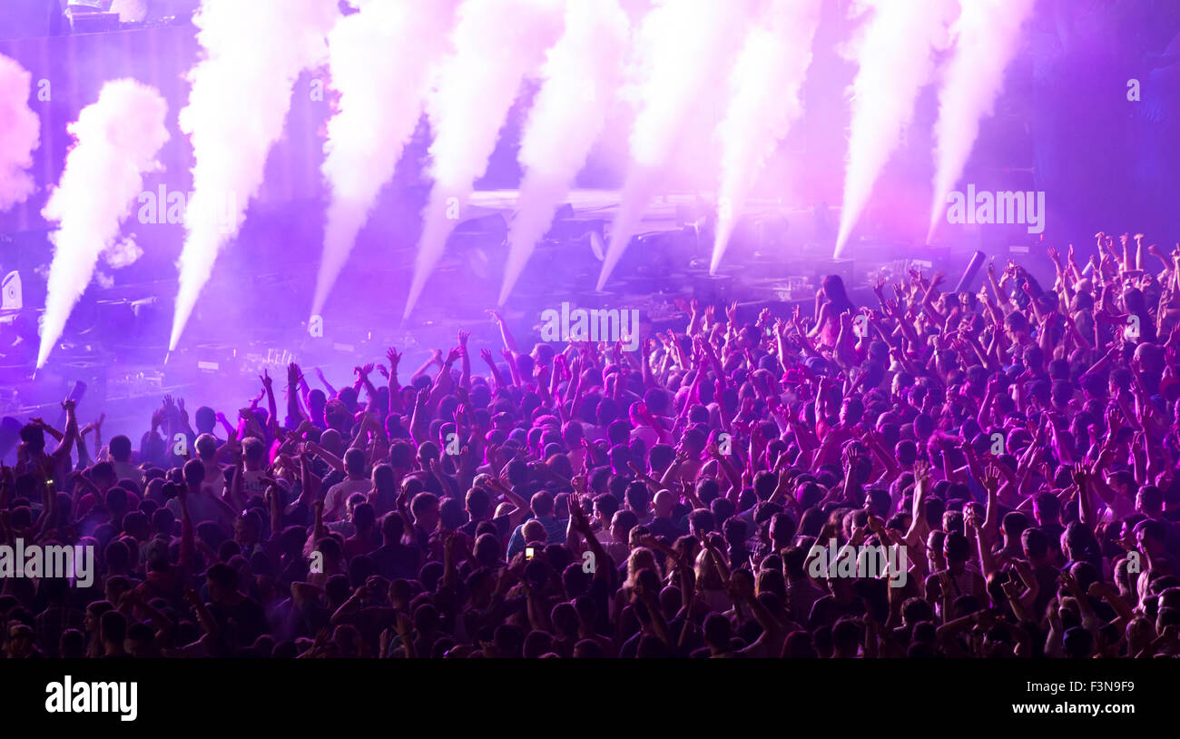 Cheering crowd at a concert Stock Photo - Alamy