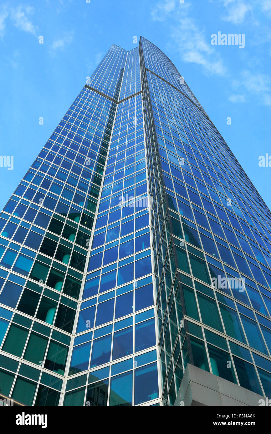 Modern high rise office building hi-res stock photography and images ...
