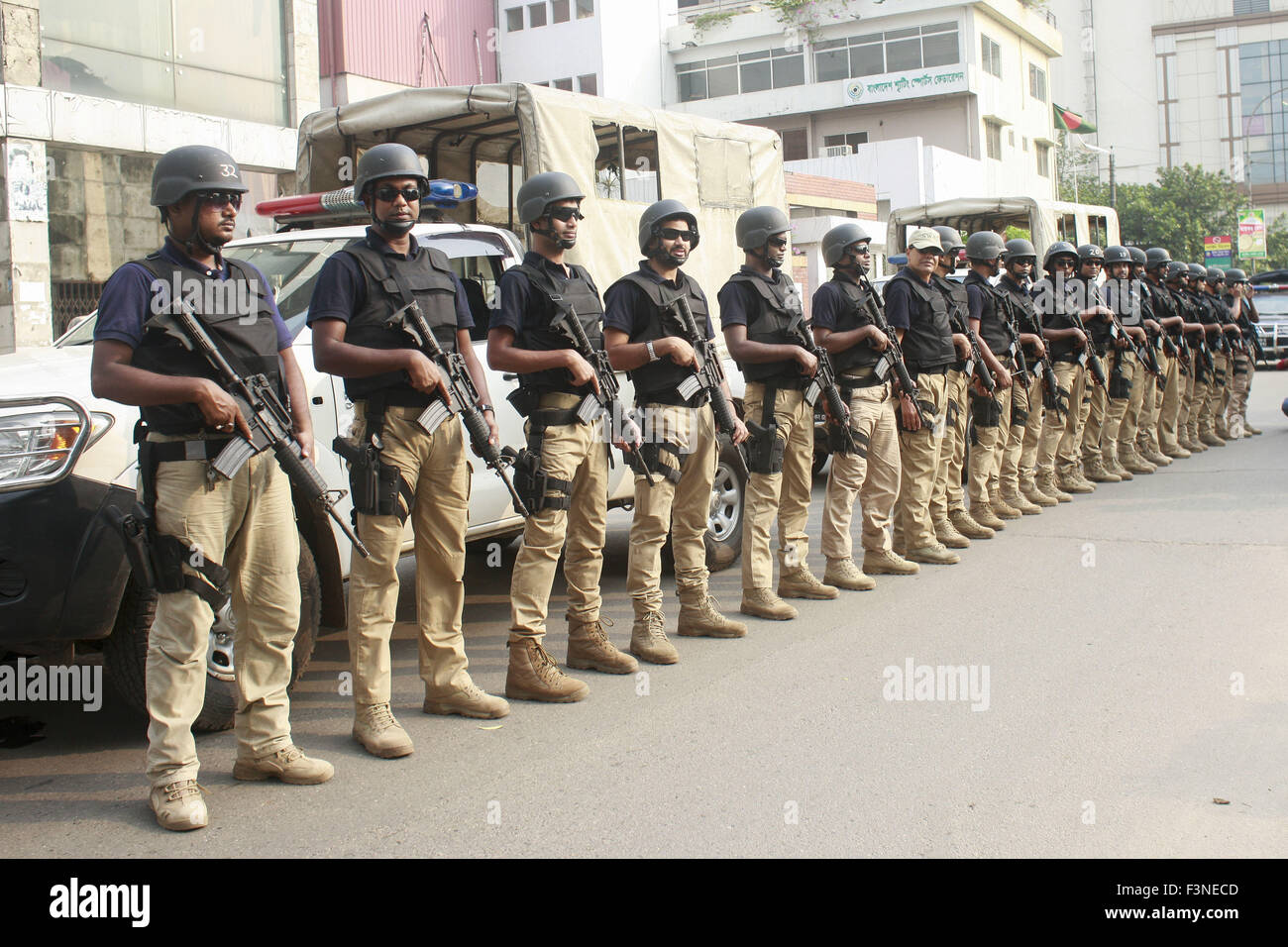 Dhaka, Bangladesh. 10th Oct, 2015. Members of SWAT (Special Weapons and ...
