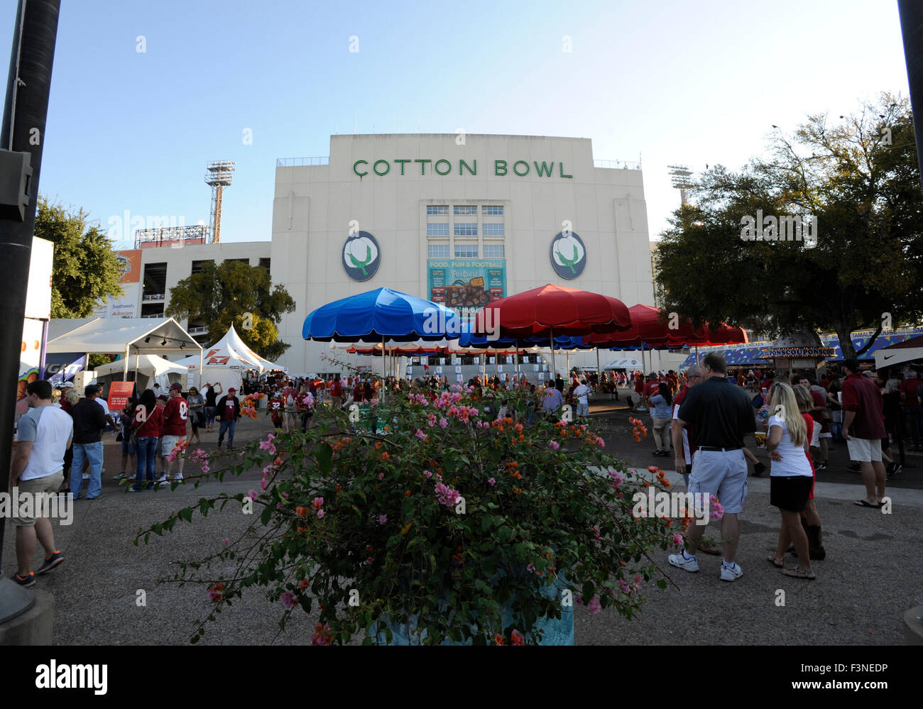 Dallas, Texas, USA. 10th Oct, 2015. October 10, 2015: Fans arrive early ...