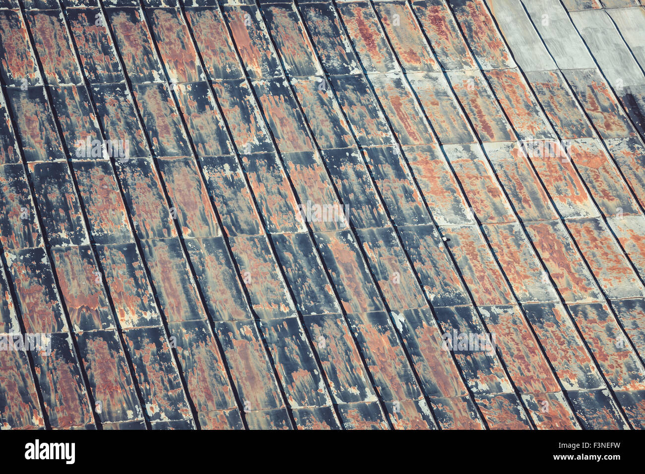 Rusty metallic roof pattern Stock Photo - Alamy