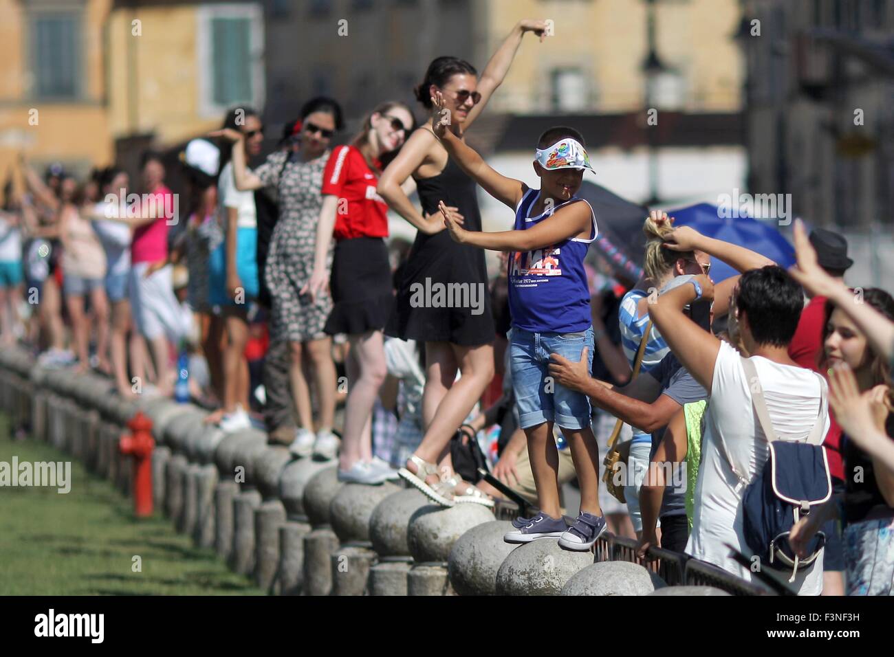 Pisa, Italy. 22nd July, 2015. People posing in front of the Leaning ...