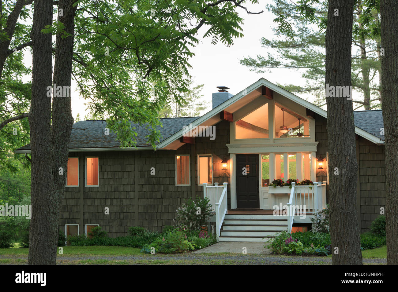 Middle class house exterior hi-res stock photography and images - Alamy