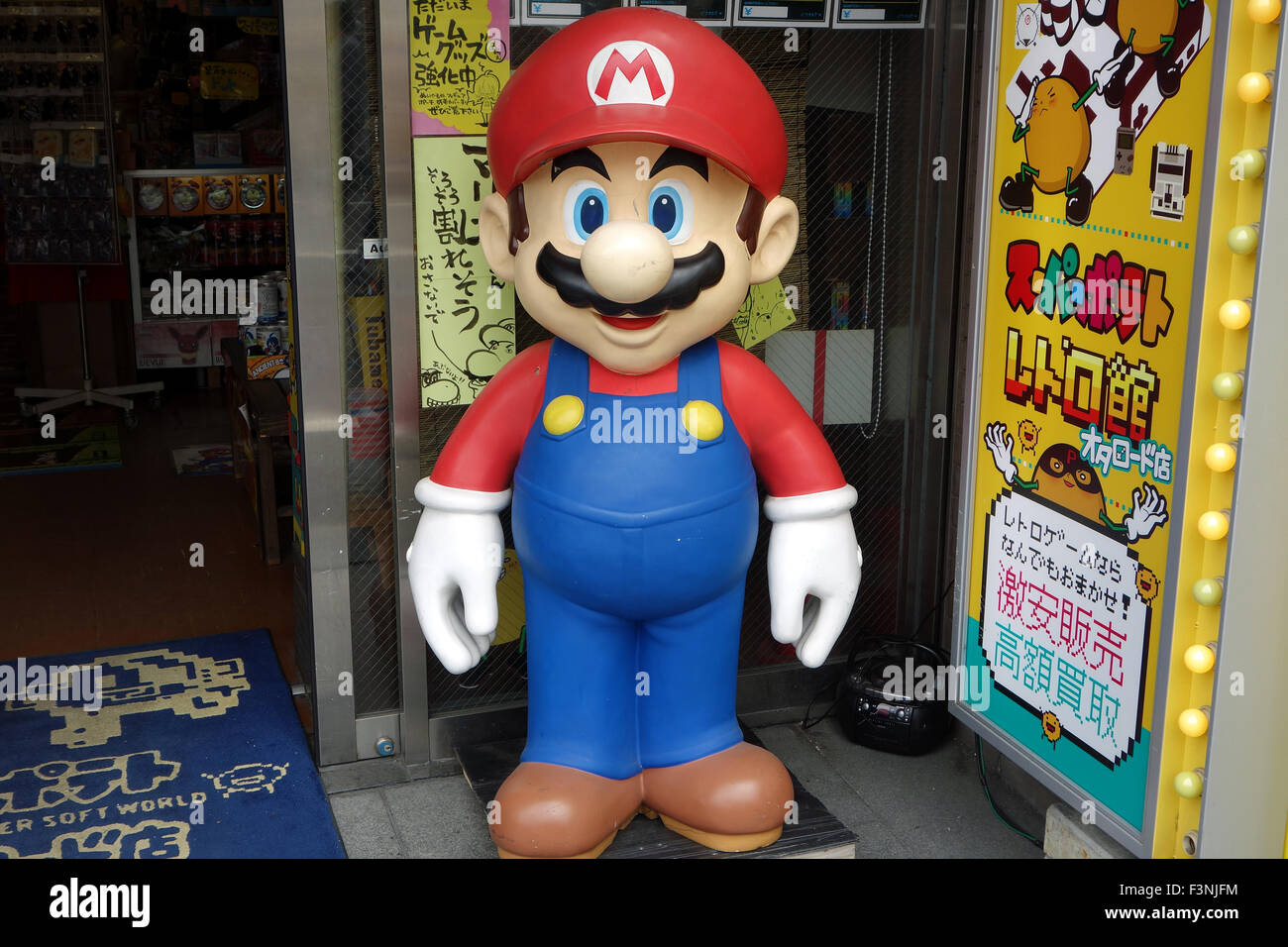 Outside arcade tokyo hi-res stock photography and images - Alamy
