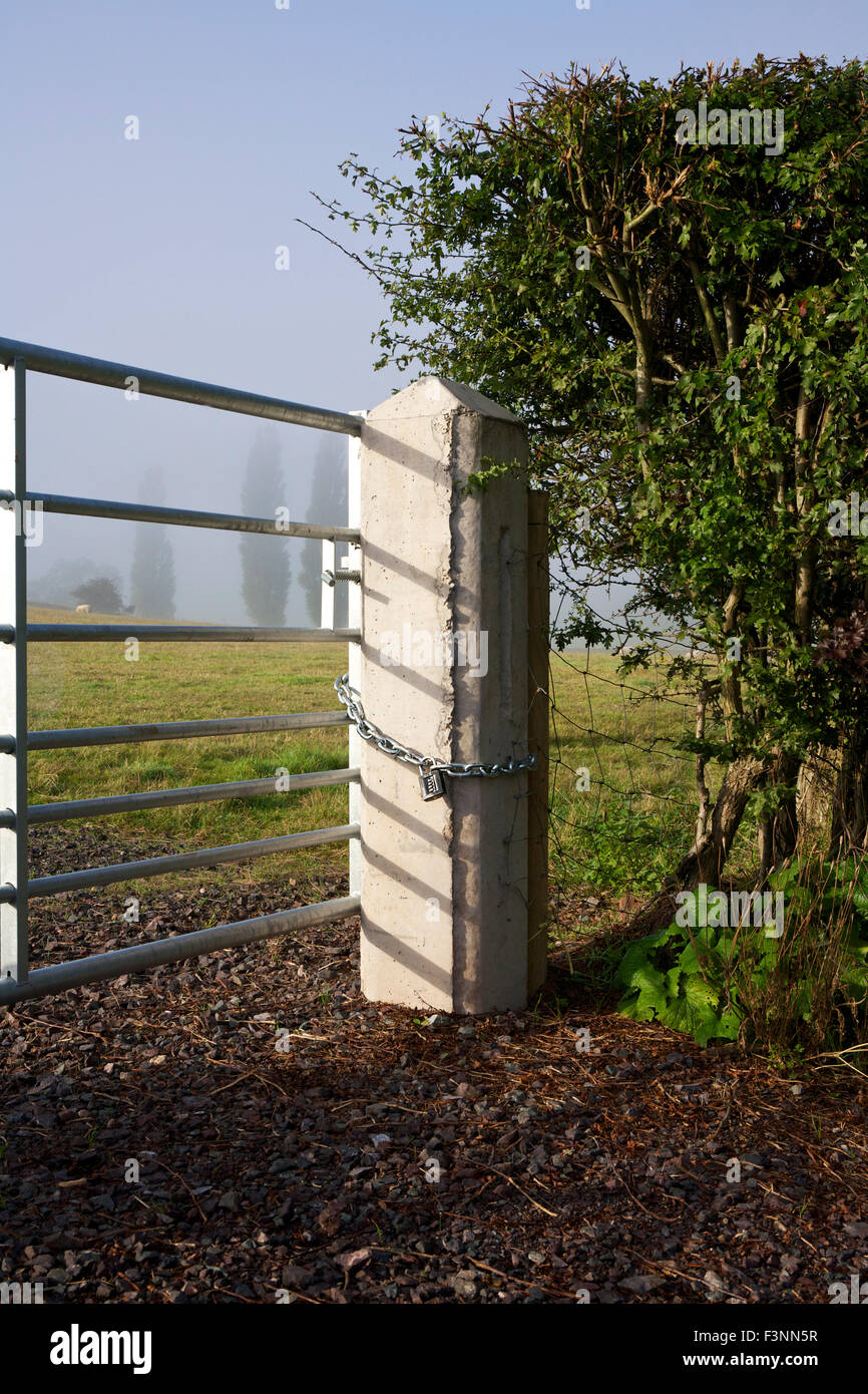Farm gate chain hi-res stock photography and images - Alamy