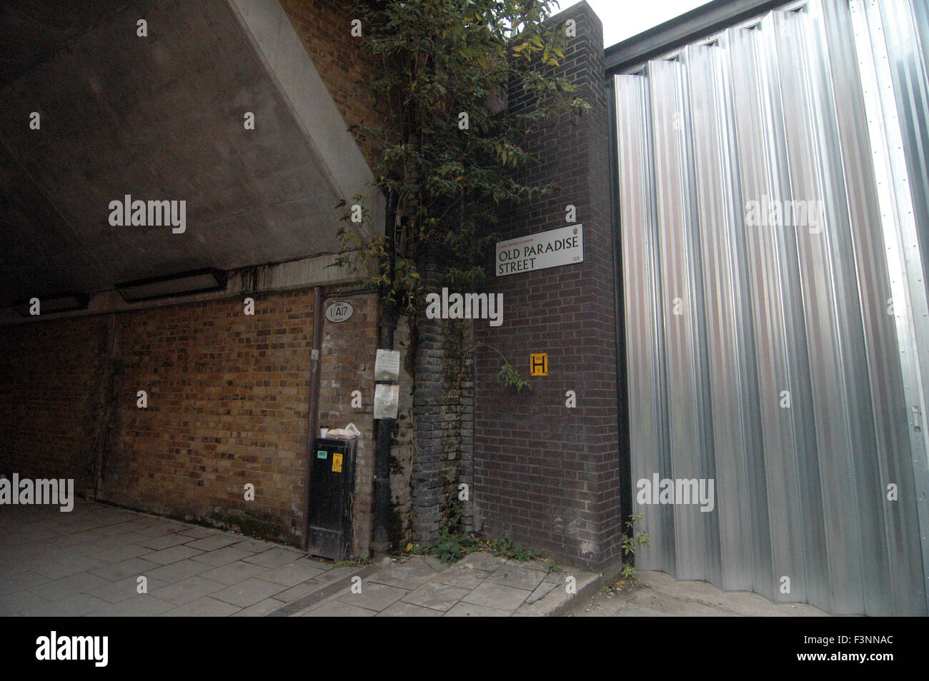 Paradise street sign hi-res stock photography and images - Alamy