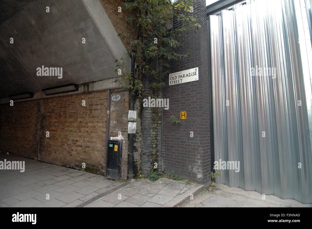 Paradise street sign hi-res stock photography and images - Alamy