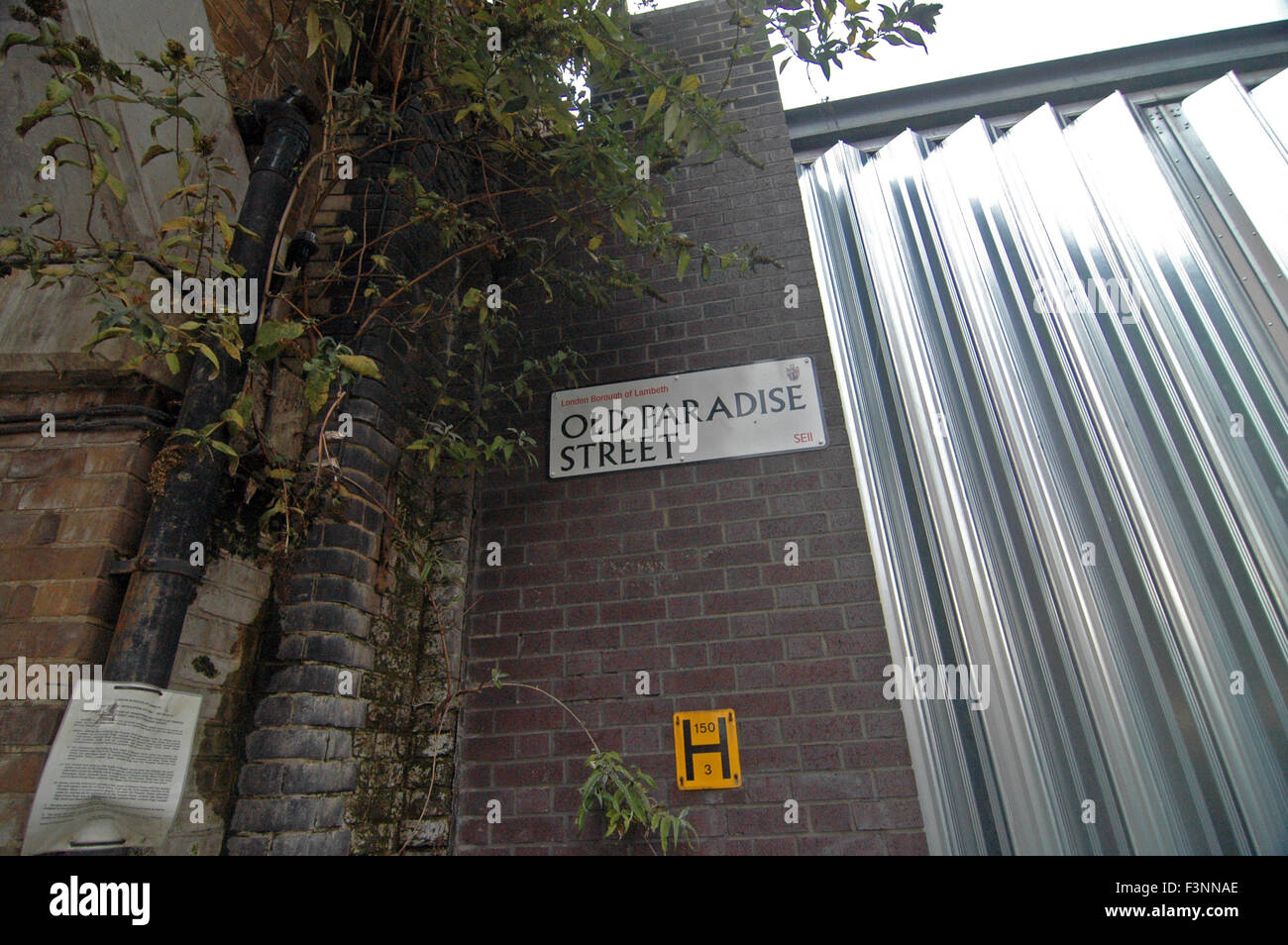 Paradise street sign hi-res stock photography and images - Alamy