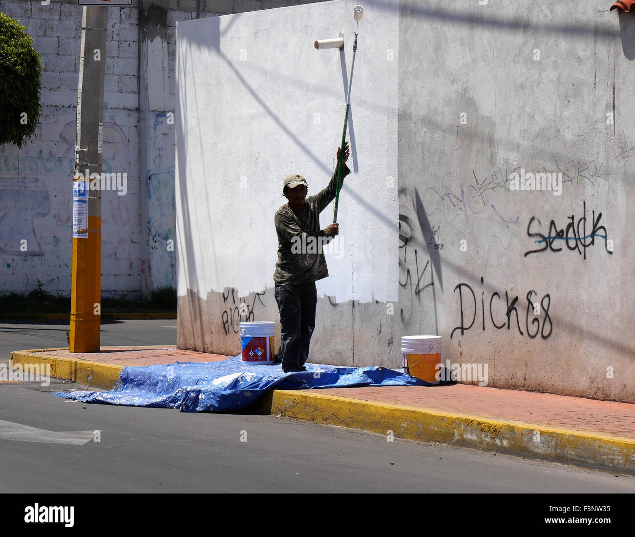 Painting graffiti in walls hi-res stock photography and images - Alamy