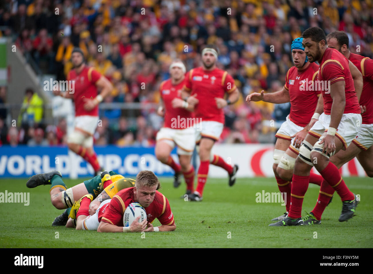 Twickenham Stadium, London, UK. 10th October, 2015. Gareth Anscombe ...