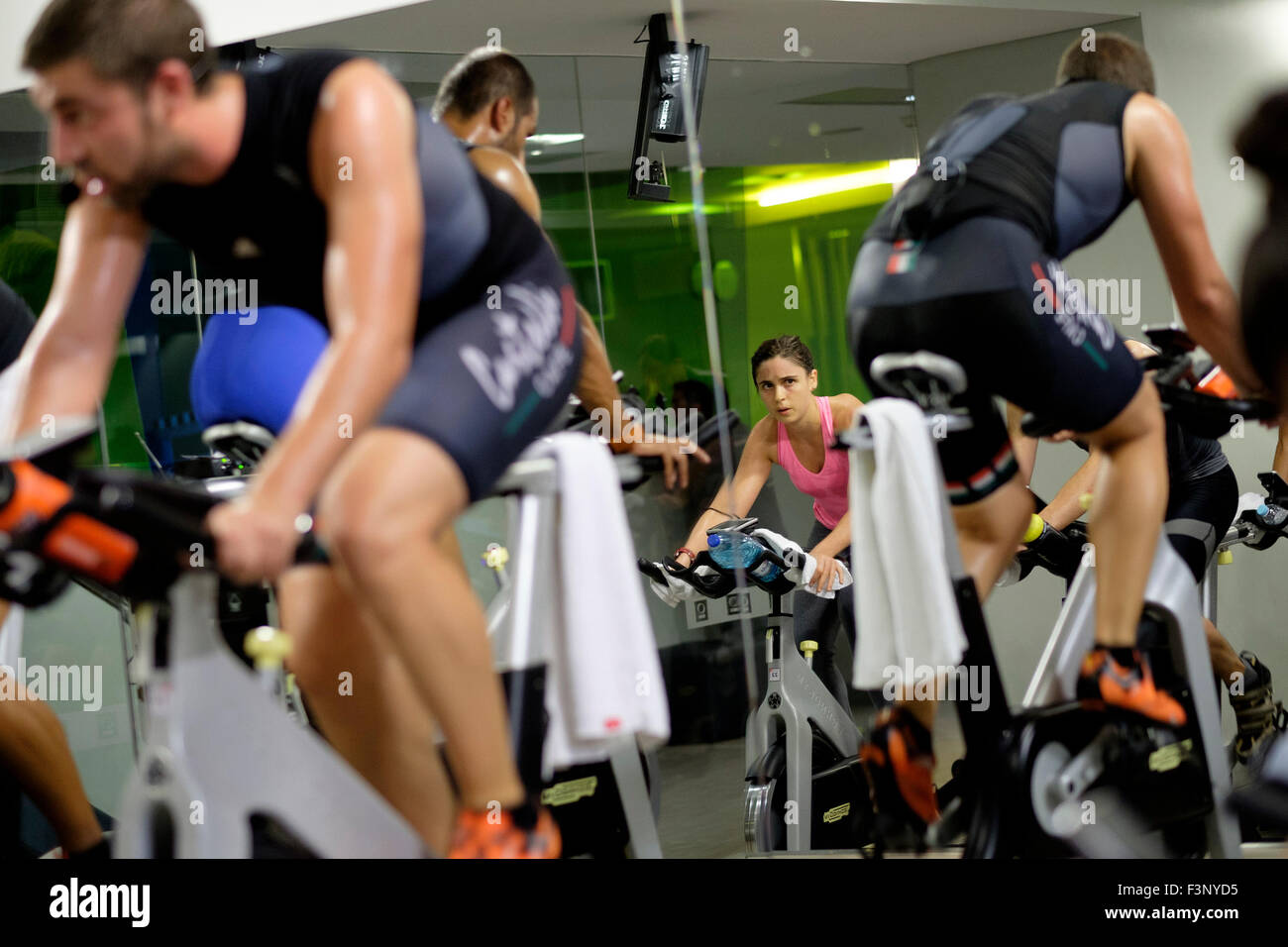 Spinning class young hi-res stock photography and images - Alamy