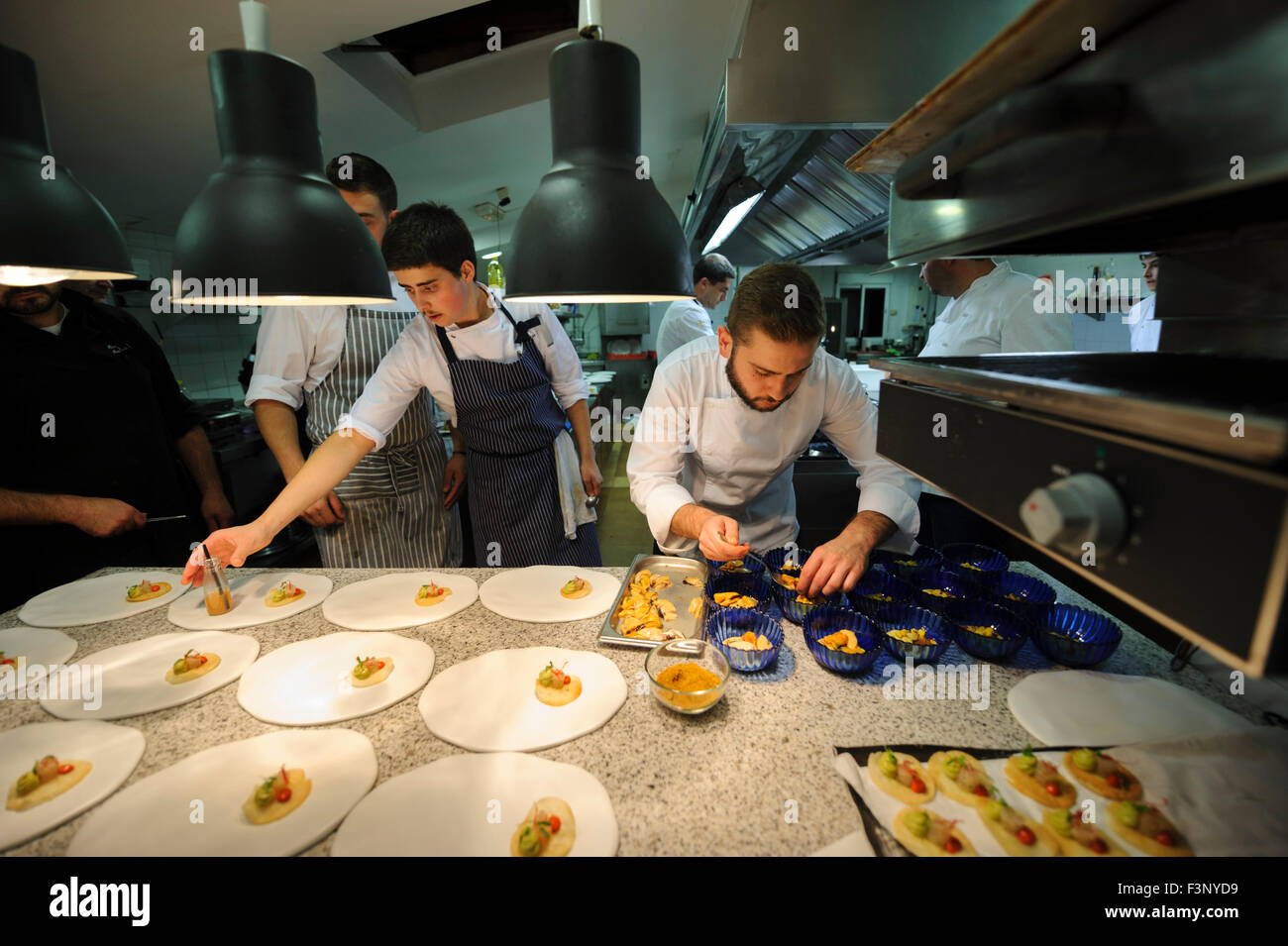 Chefs plating gourmet food hi-res stock photography and images - Alamy