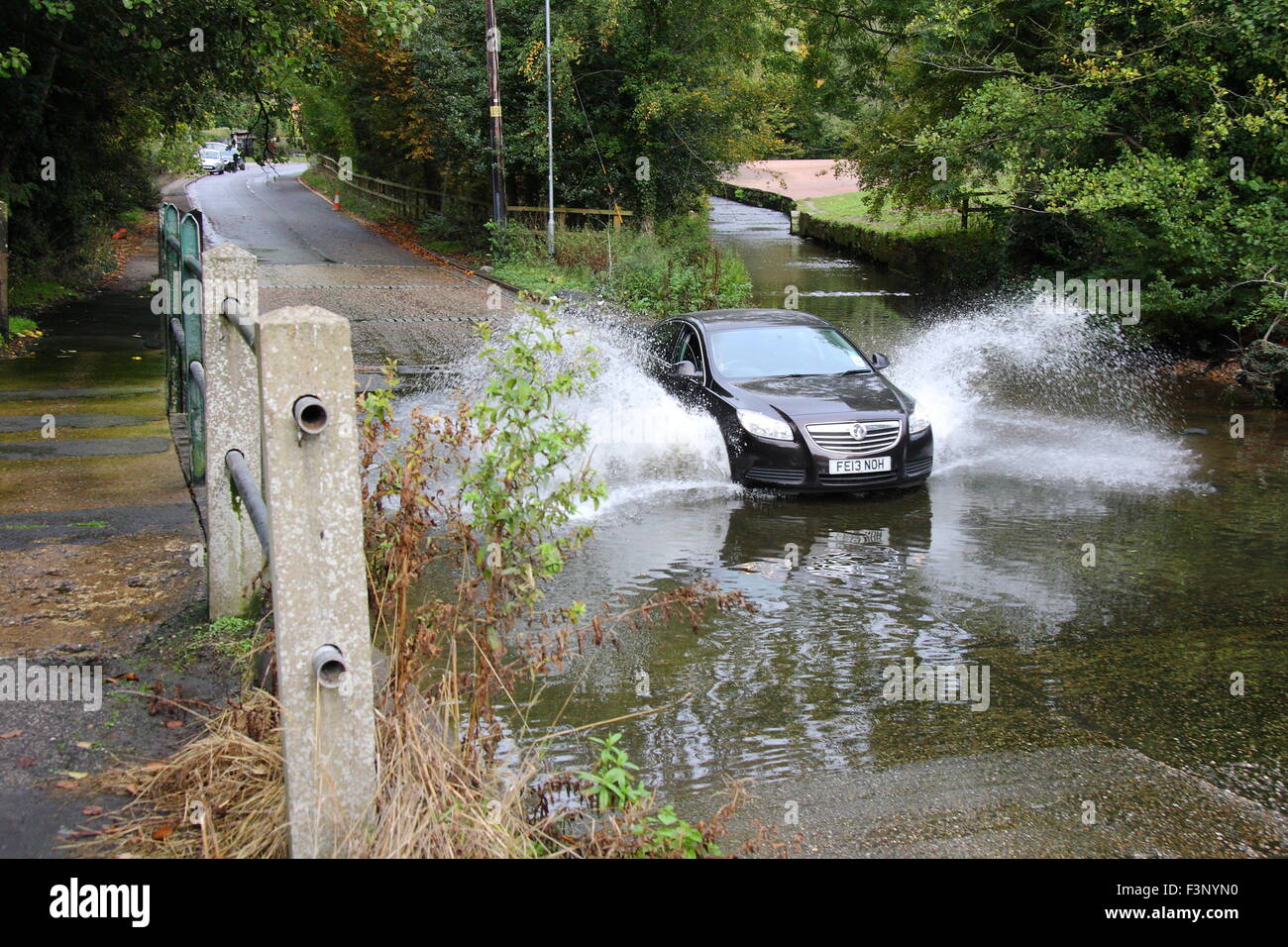 Car driving through water uk hi-res stock photography and images - Alamy