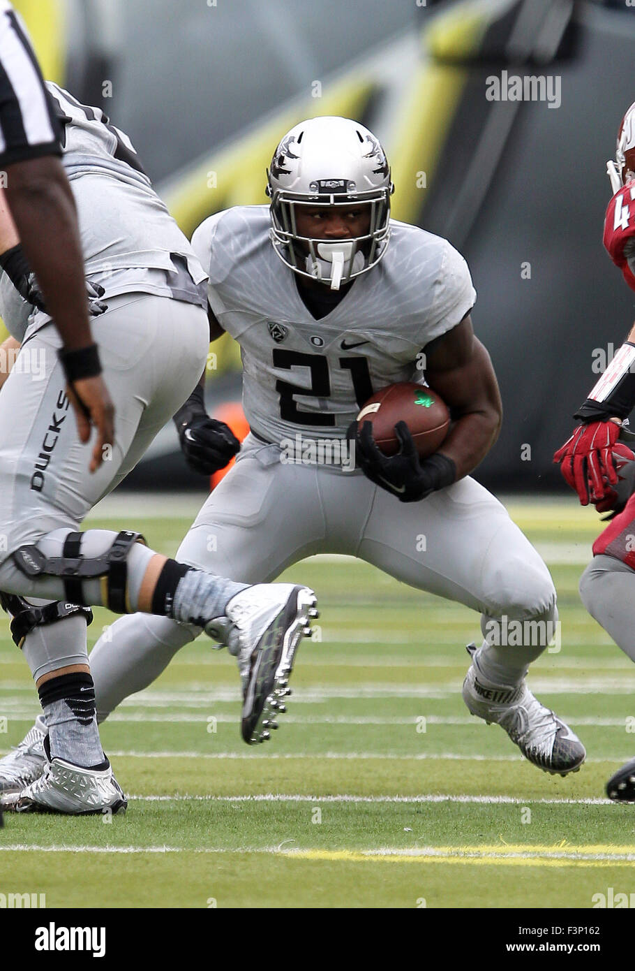 Autzen Stadium, Eugene, OR, USA. 10th Oct, 2015. Oregon Ducks running ...