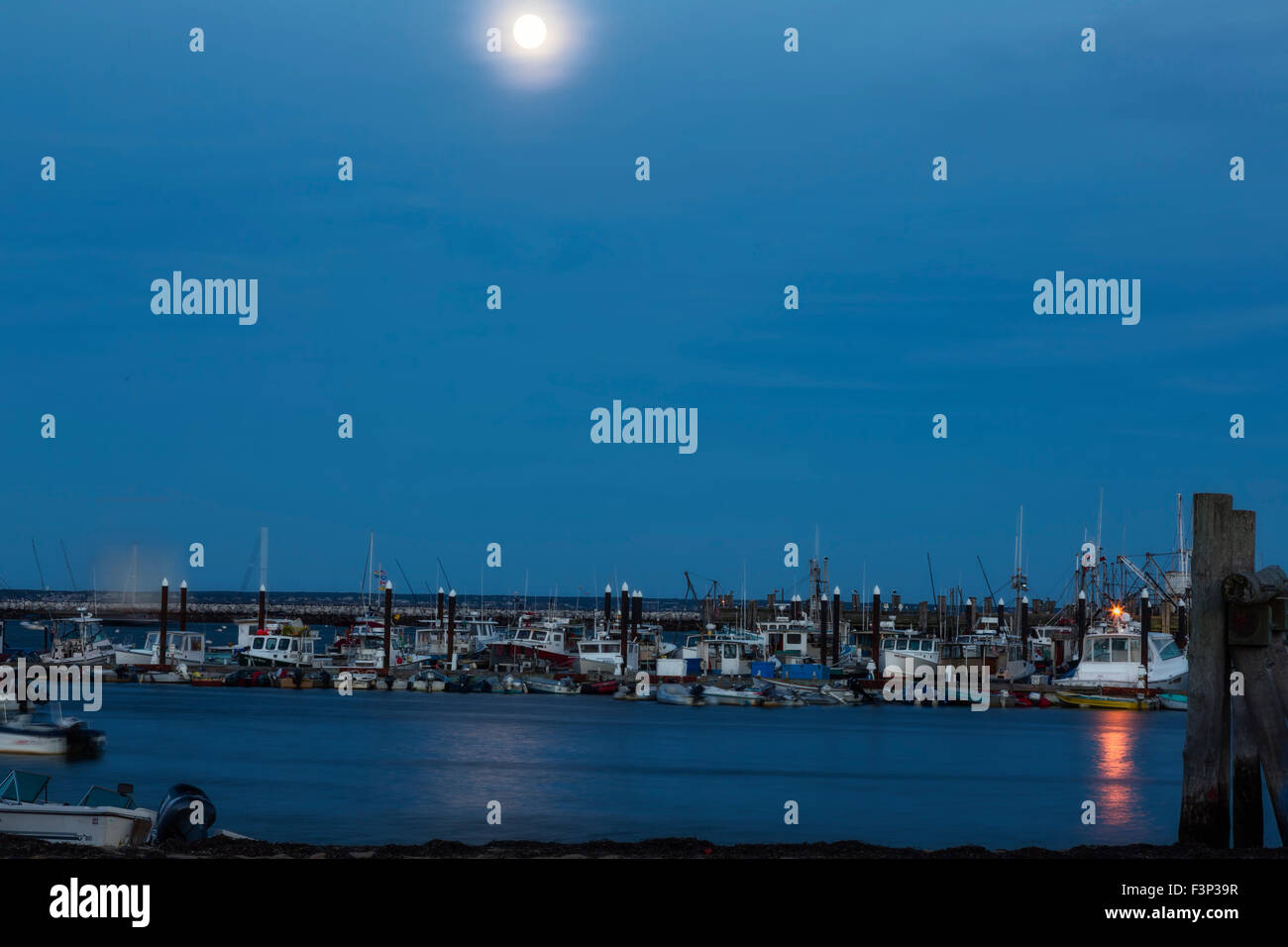 Dusk moon water boat hi-res stock photography and images - Alamy