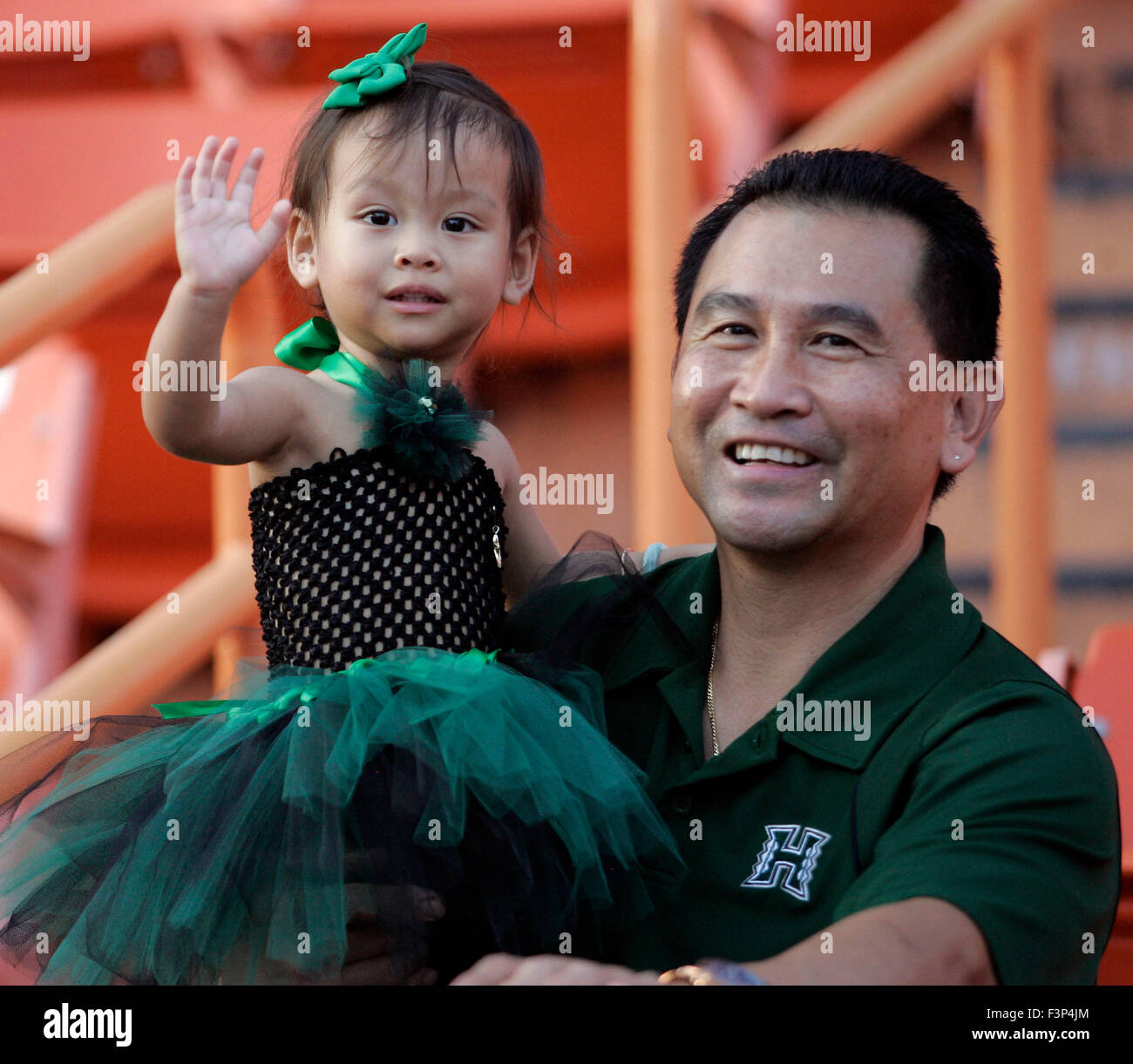 Honolulu, Hawaii, USA. 10th Oct, 2015. This darling Hawaii fan is ready ...