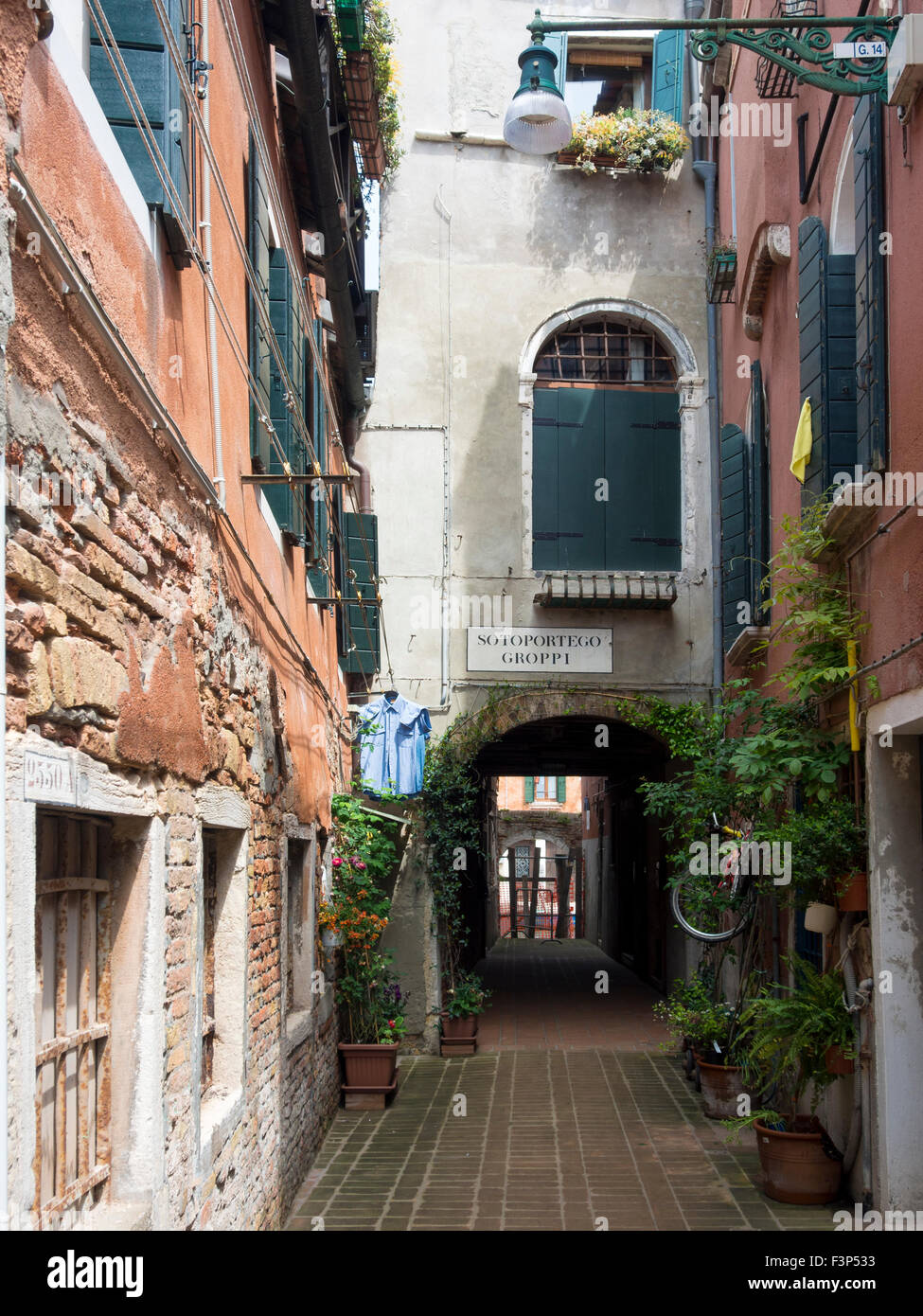 Backstreet residents hi-res stock photography and images - Alamy