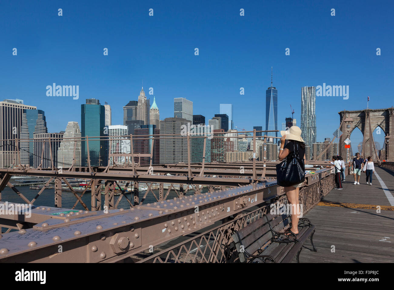 Walkway brooklyn bridge downtown hi-res stock photography and images ...