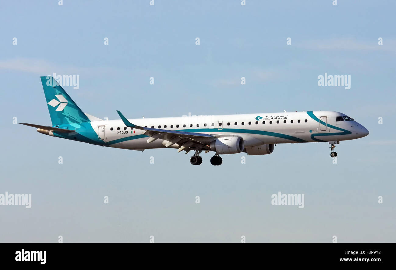 Embraer e 195 hi-res stock photography and images - Alamy