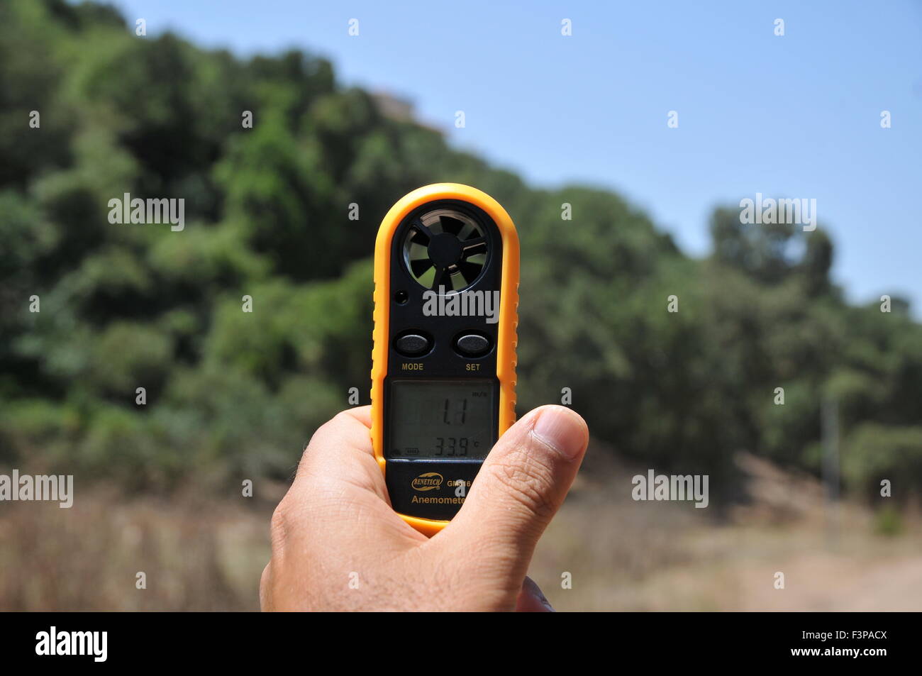 Hand held weather station Anemometer and thermometer Stock Photo - Alamy
