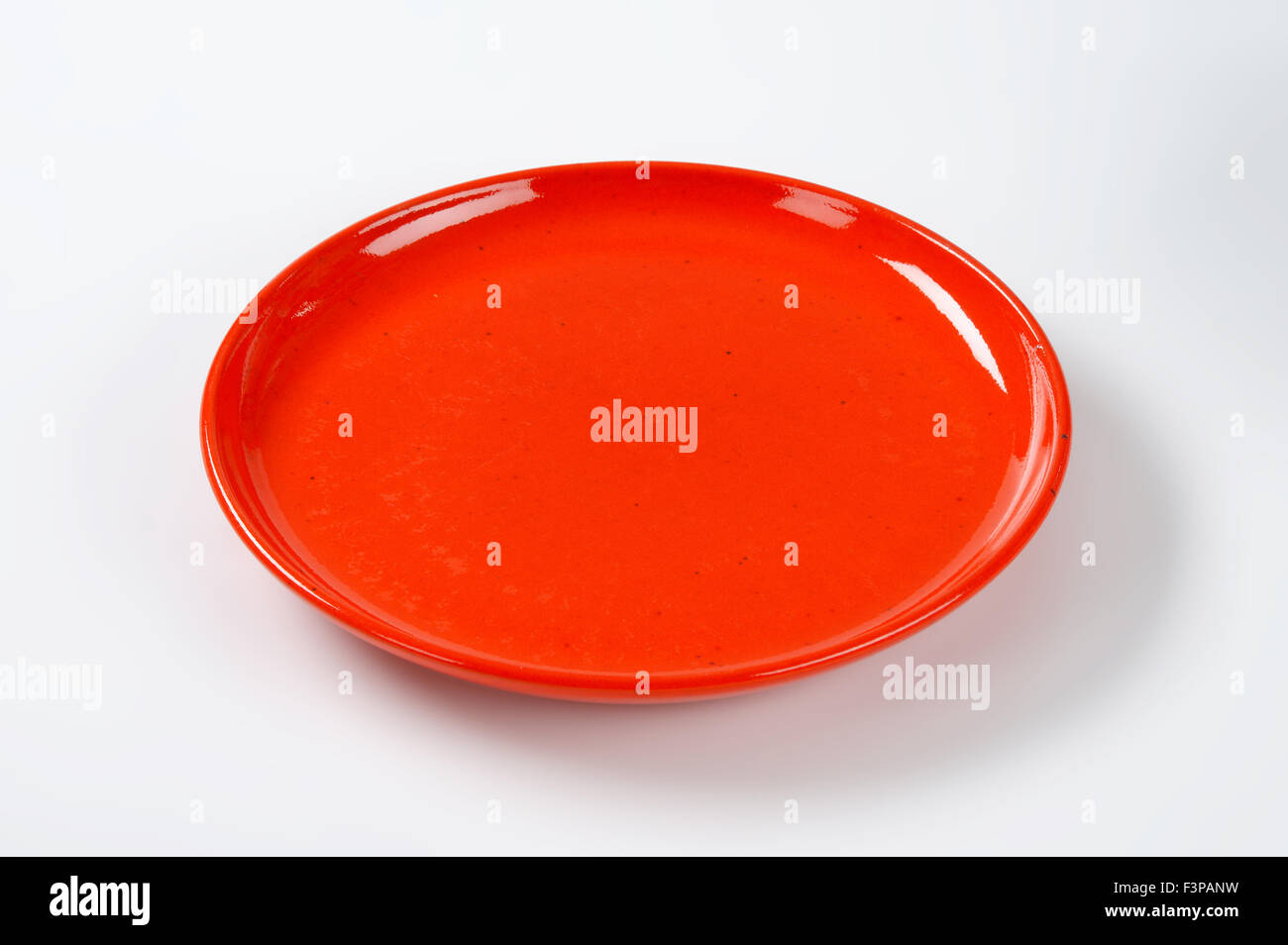 empty red plate on white background Stock Photo - Alamy