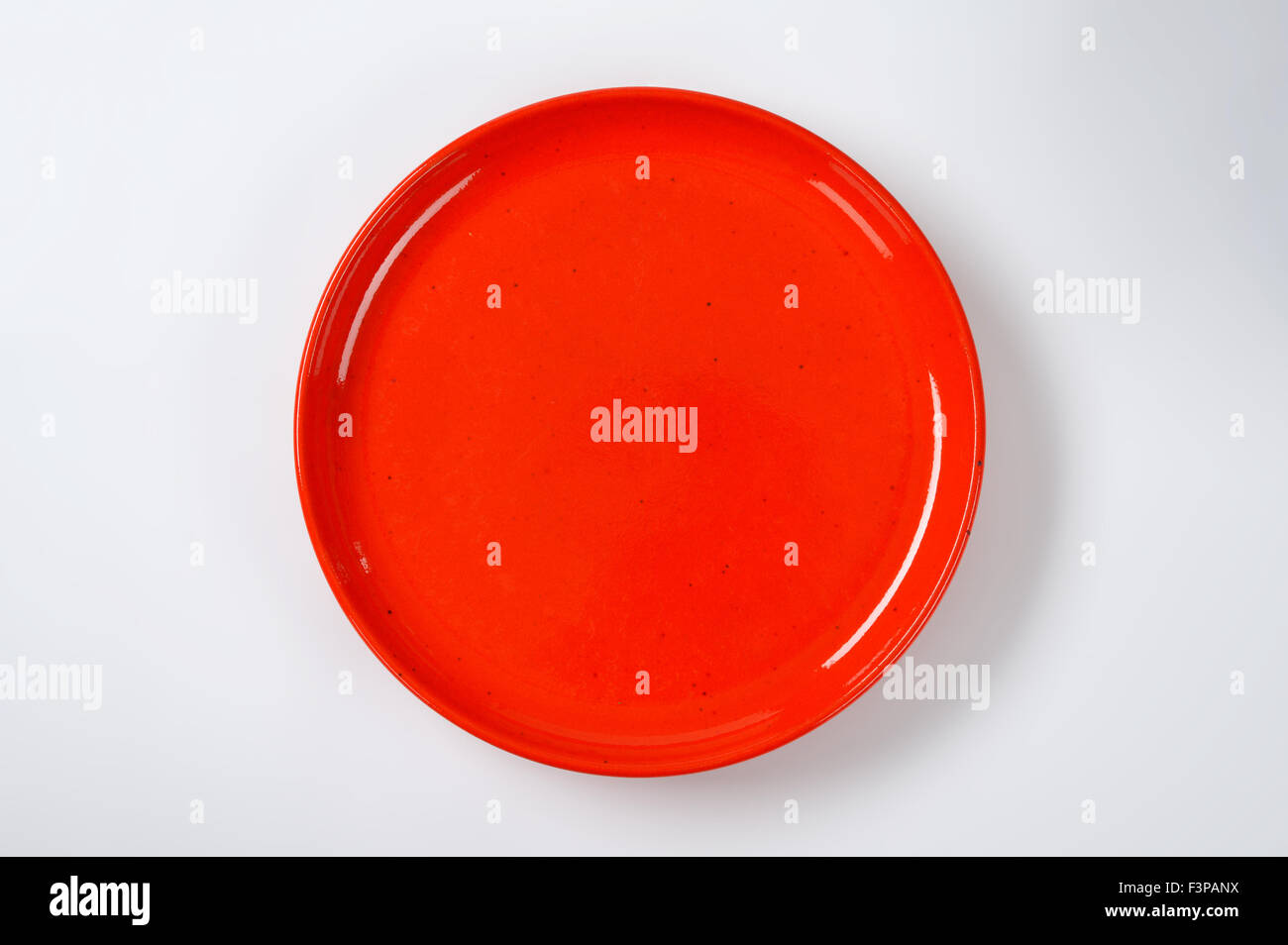 empty red plate on white background Stock Photo - Alamy