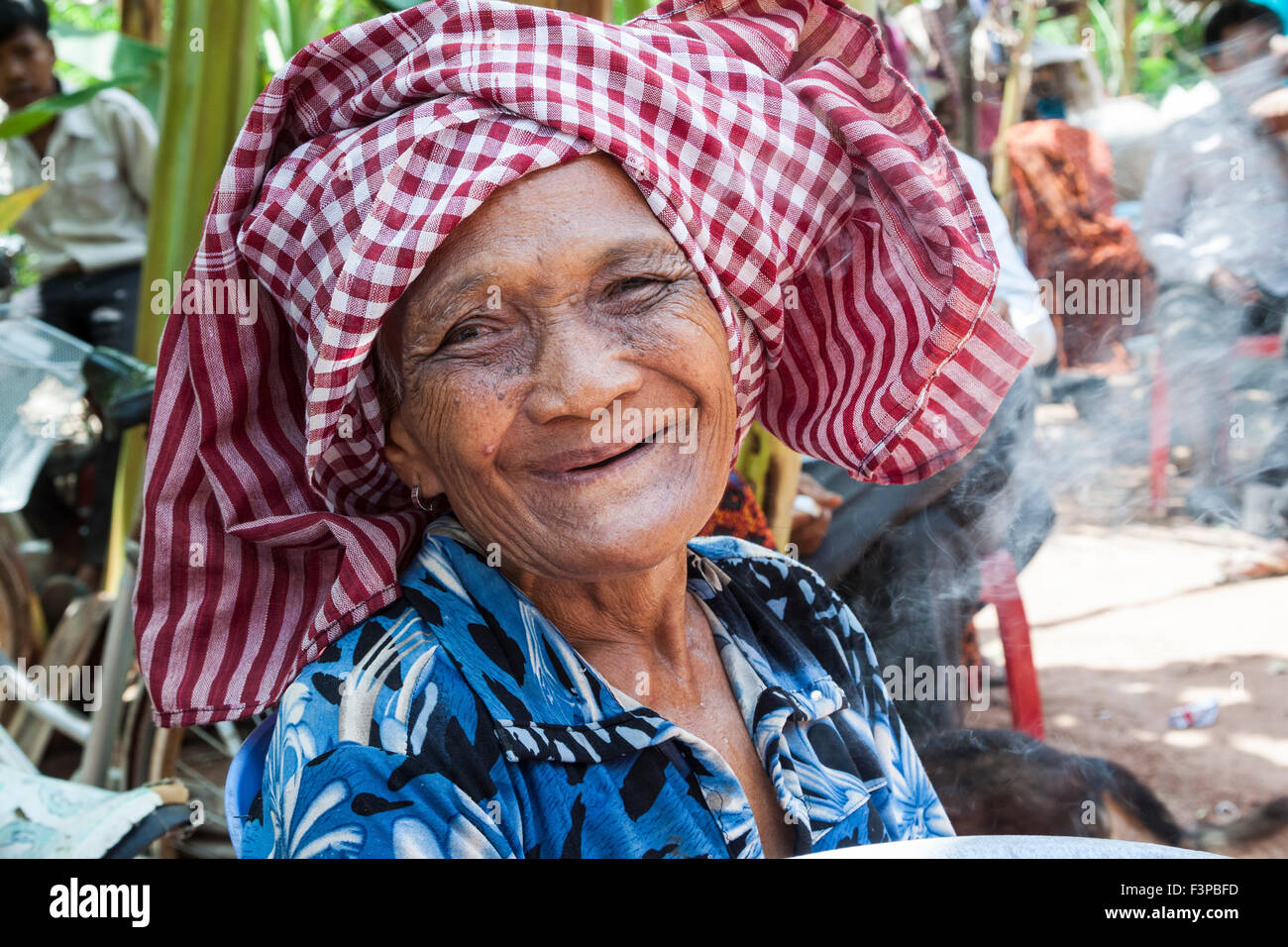 Old lady smoking cigarette hi-res stock photography and images - Alamy
