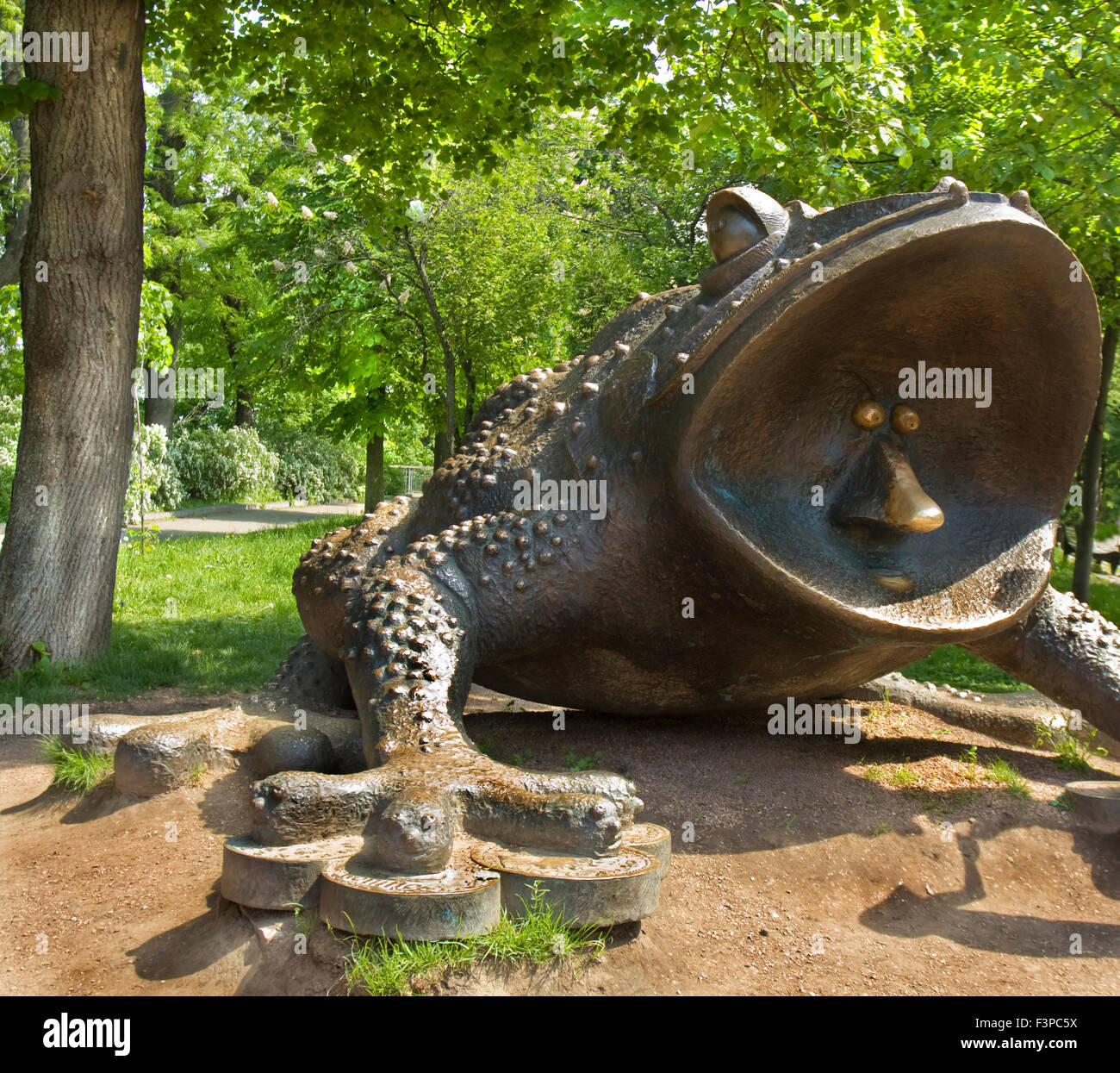 Kiev, Ukraine - May 06, 2012: sculpture of frog in park Stock Photo - Alamy