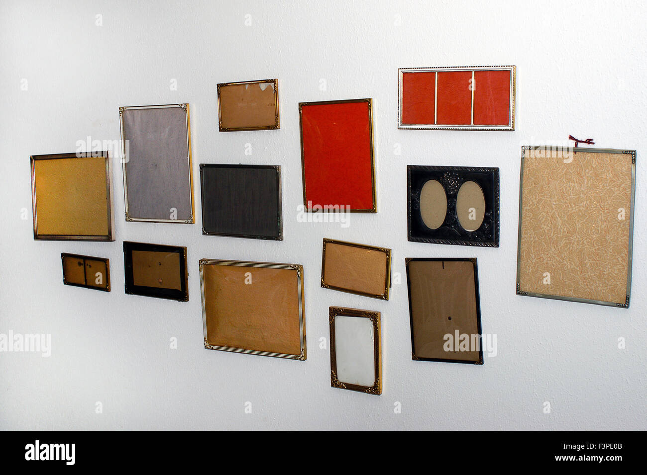 Empty frames hi-res stock photography and images - Alamy