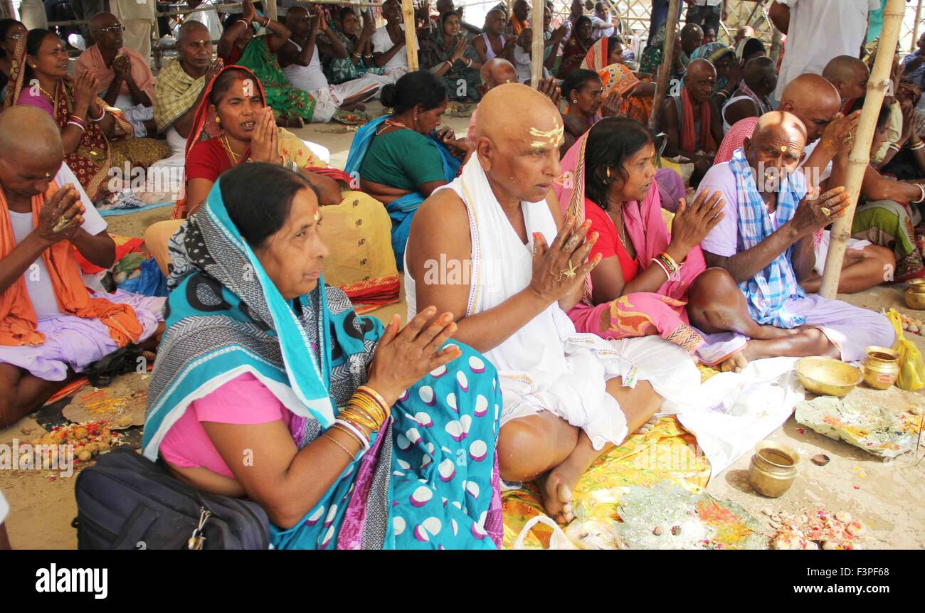 India. 11th Oct, 2015. Hindu devotees perform "Pind Daan" Tarpan a ...