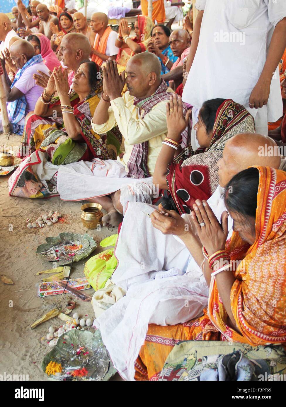 India. 11th Oct, 2015. Hindu devotees perform "Pind Daan" Tarpan a ...