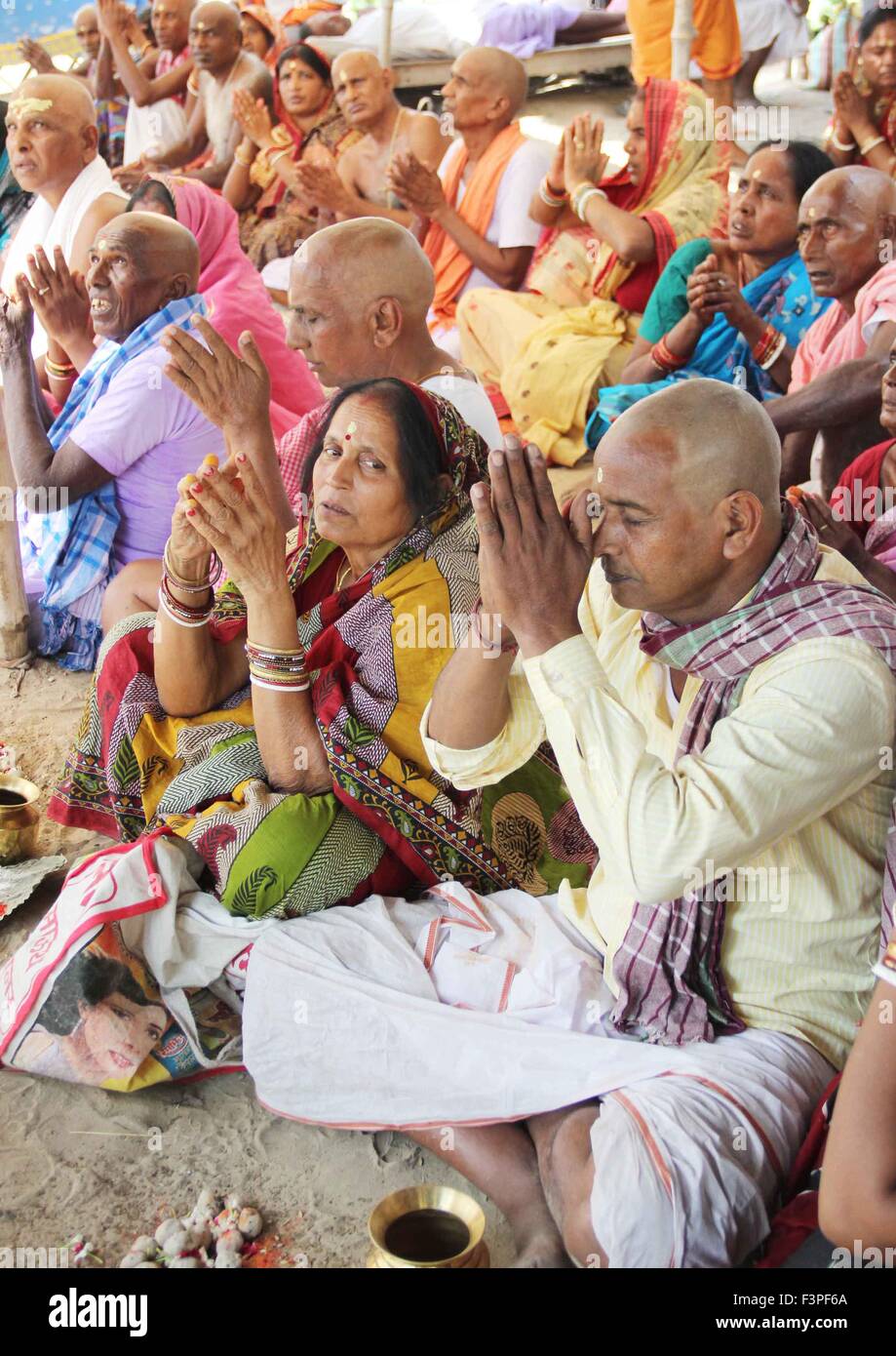 India. 11th Oct, 2015. Hindu devotees perform "Pind Daan" Tarpan a ...