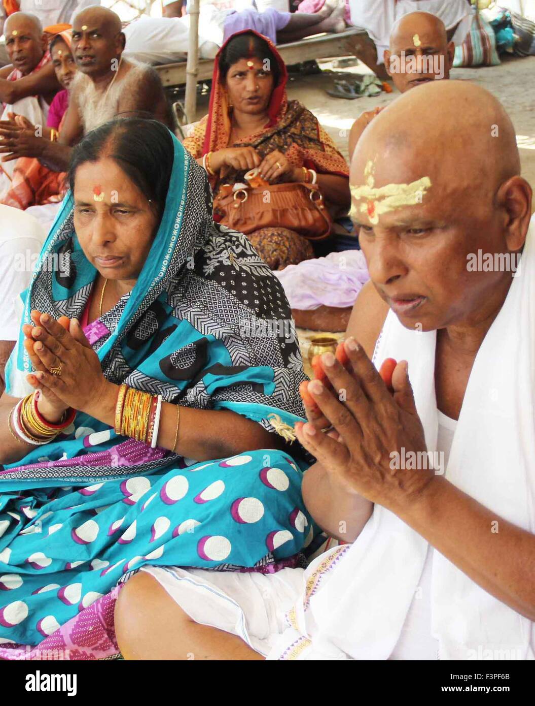 India. 11th Oct, 2015. Hindu devotees perform "Pind Daan" Tarpan a ...