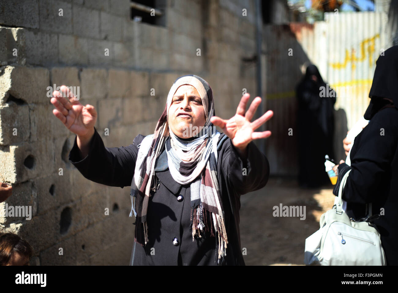 Gaza girl crying hi-res stock photography and images - Alamy
