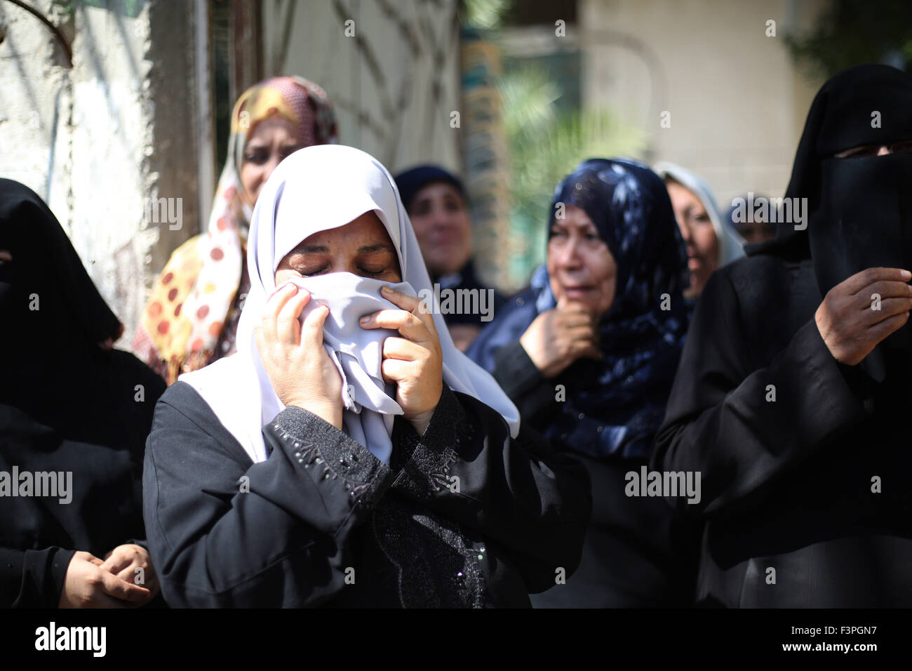 Gaza girl crying hi-res stock photography and images - Alamy