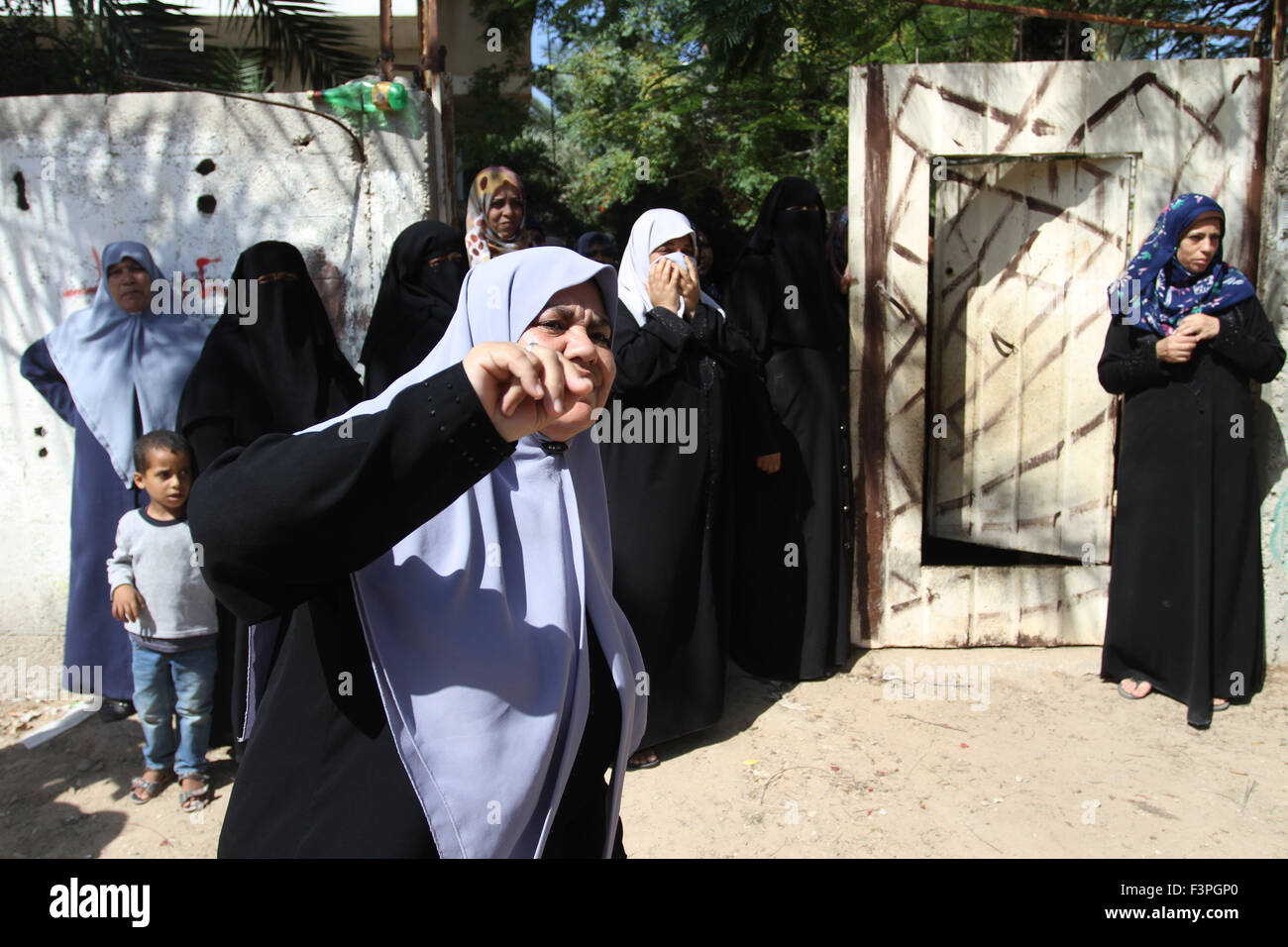 Gaza girl crying hi-res stock photography and images - Alamy