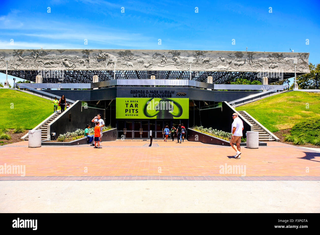 The La Brea Tar Pits museum in Hancock Park Los Angeles Stock Photo - Alamy