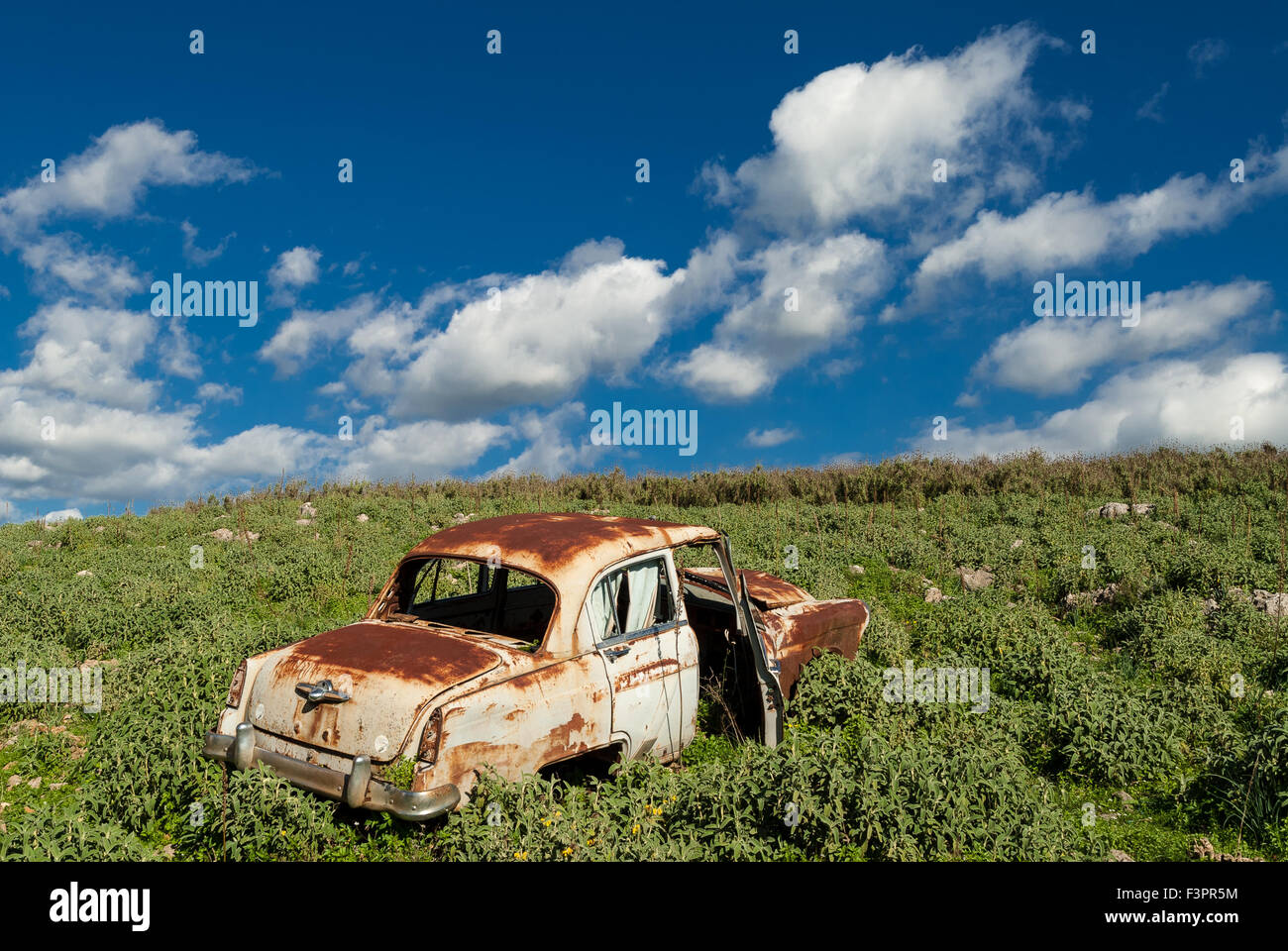 Rusty car wreck rusted hi-res stock photography and images - Alamy