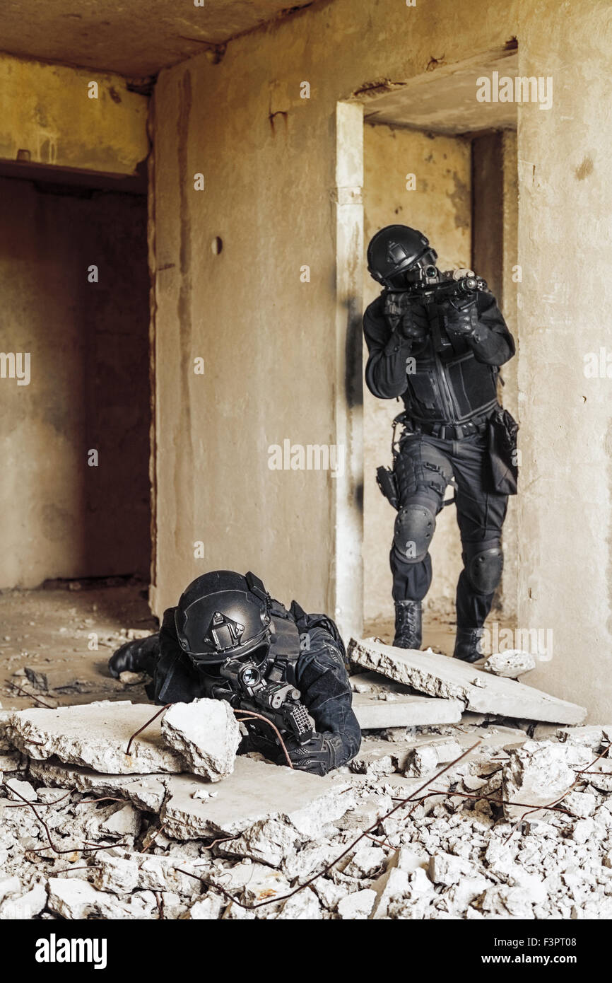 Spec ops police officers SWAT Stock Photo - Alamy