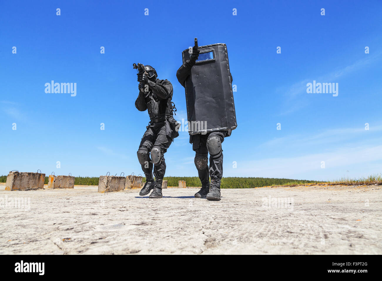 SWAT officers with ballistic shield Stock Photo - Alamy