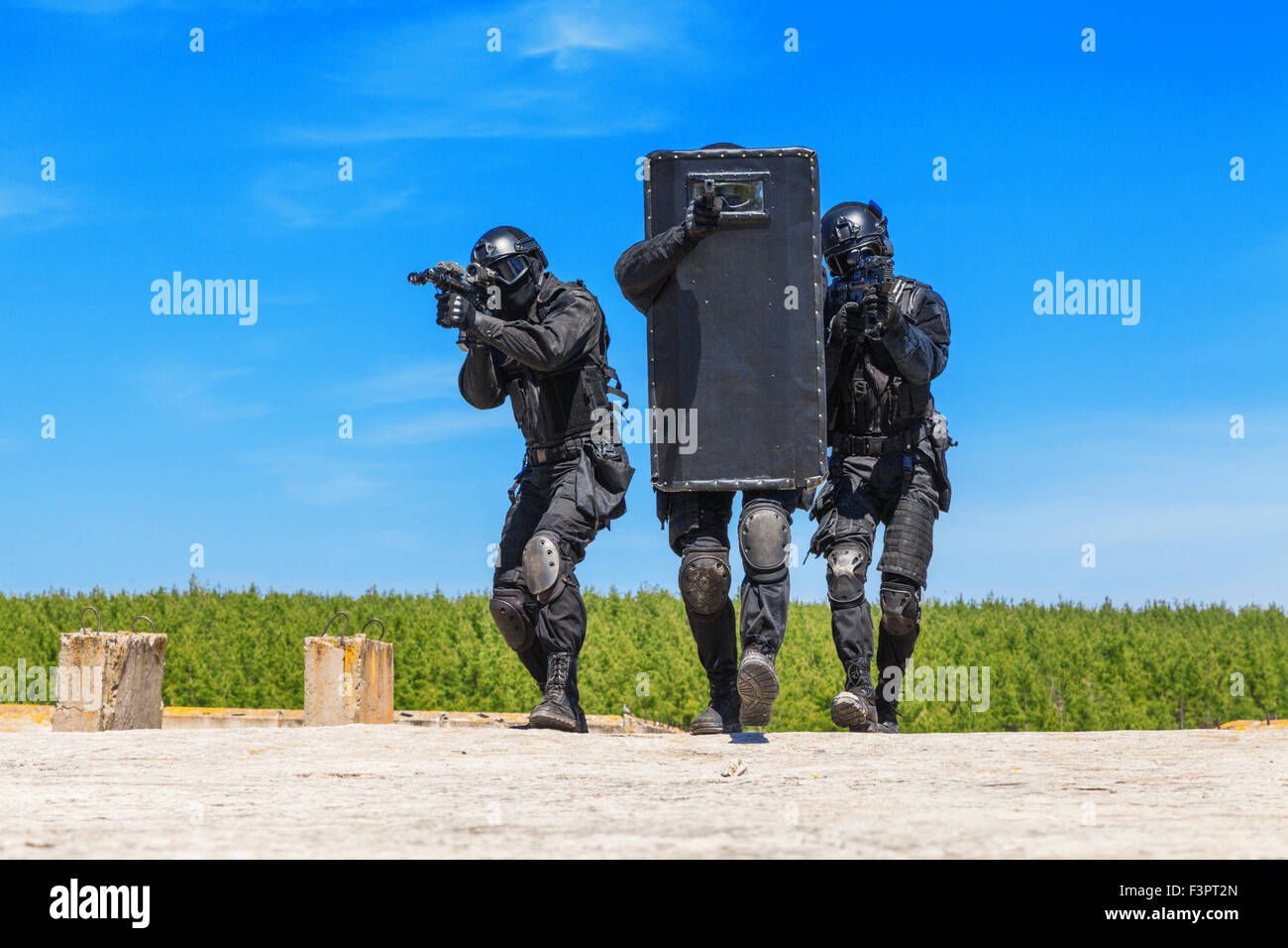 SWAT officers with ballistic shield Stock Photo - Alamy