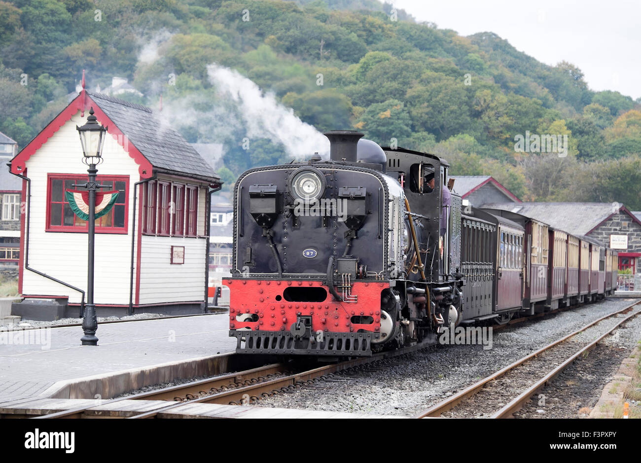 Victorian Steam On the welsh coast, Victorian weekend, porthmadog Stock ...