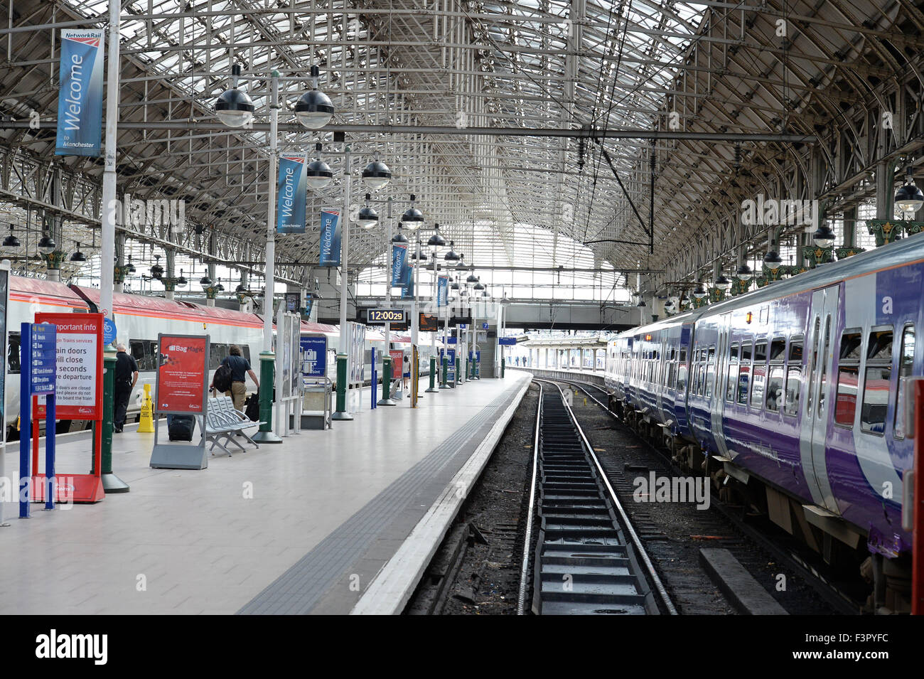 Manchester train station hi-res stock photography and images - Alamy