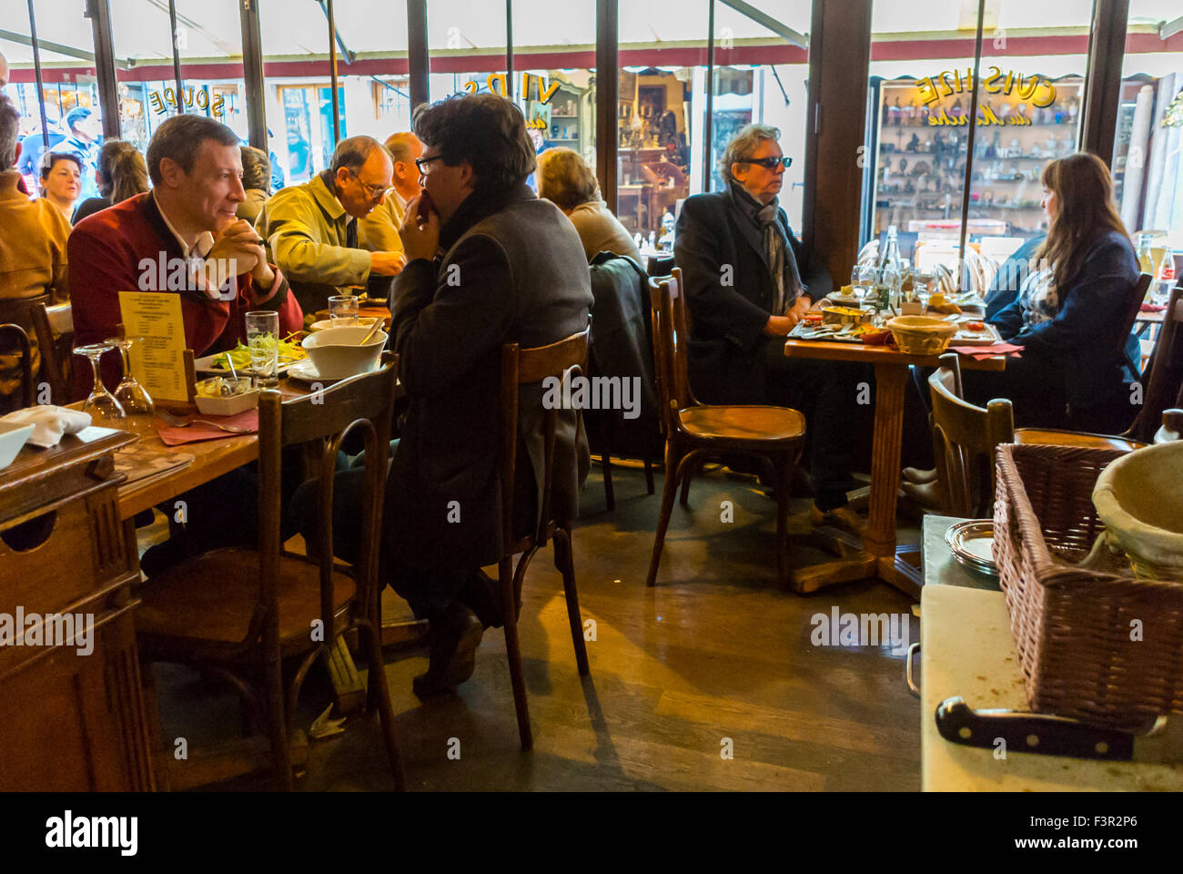 Crowd people sharing meals hi-res stock photography and images - Alamy