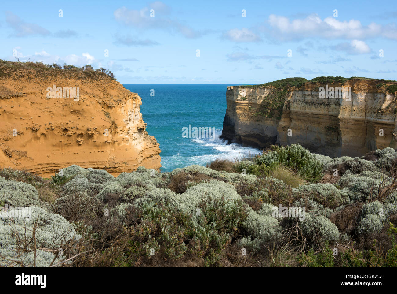 The rugged coastline beside the Great Ocean Road, Southern Victoria ...
